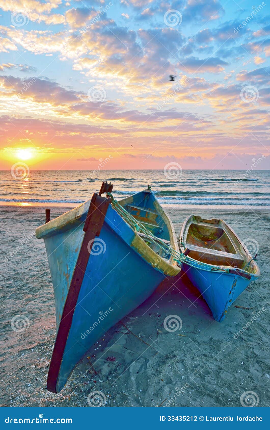 Barche blu del pescatore fotografia stock. Immagine di pesca - 33435212