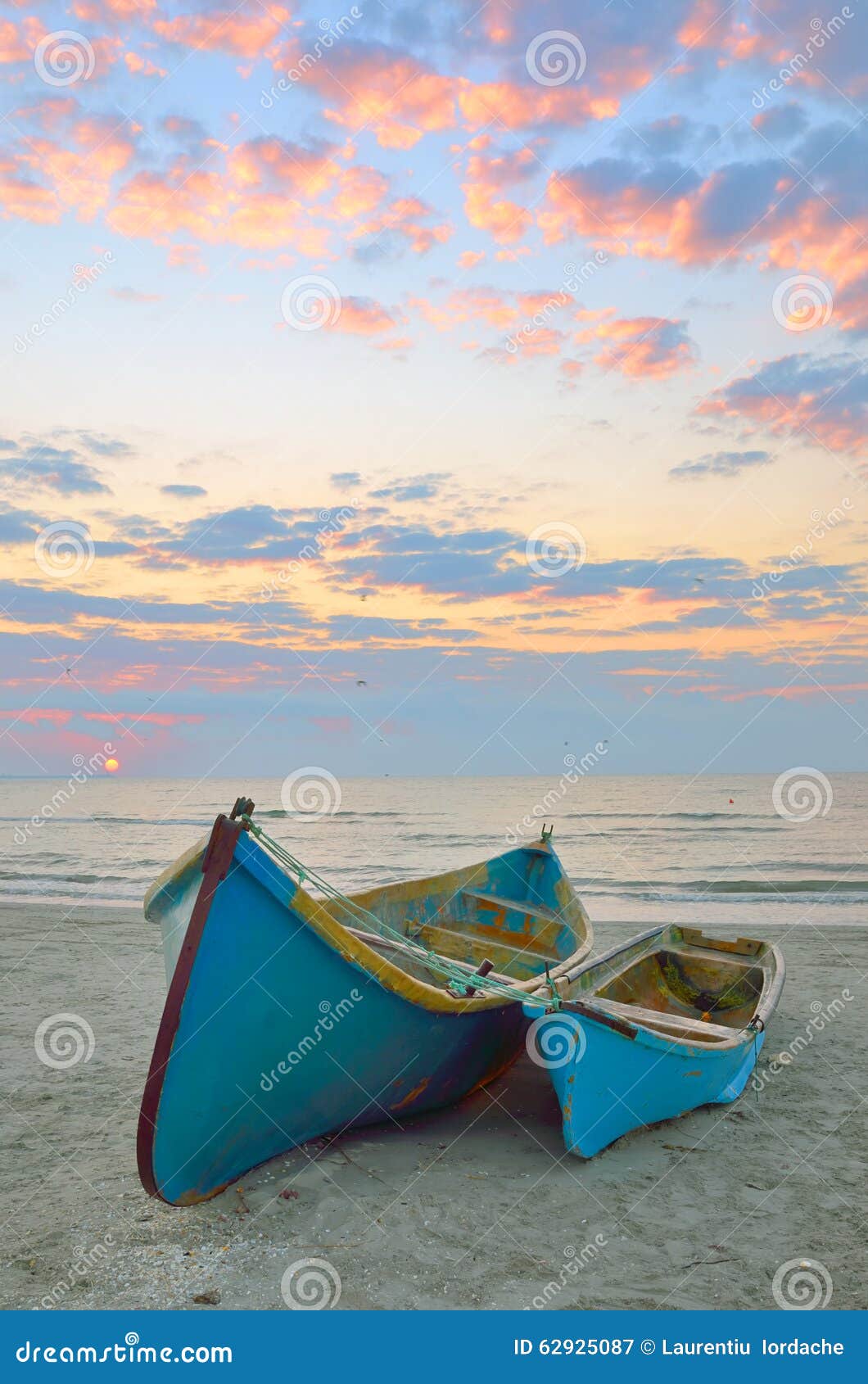 Barche blu del pescatore immagine stock. Immagine di litorale - 62925087