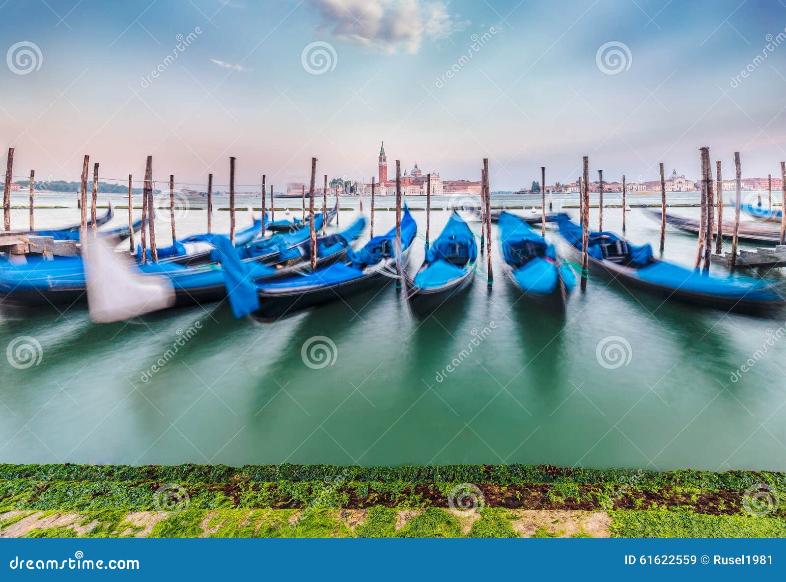 Barche blu di Venezia immagine stock. Immagine di gondola - 61622559