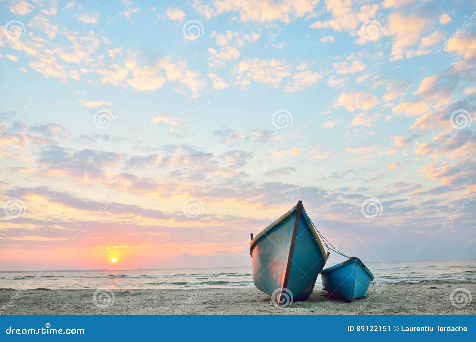 Barche blu sulla spiaggia immagine stock. Immagine di spiaggia - 89122151