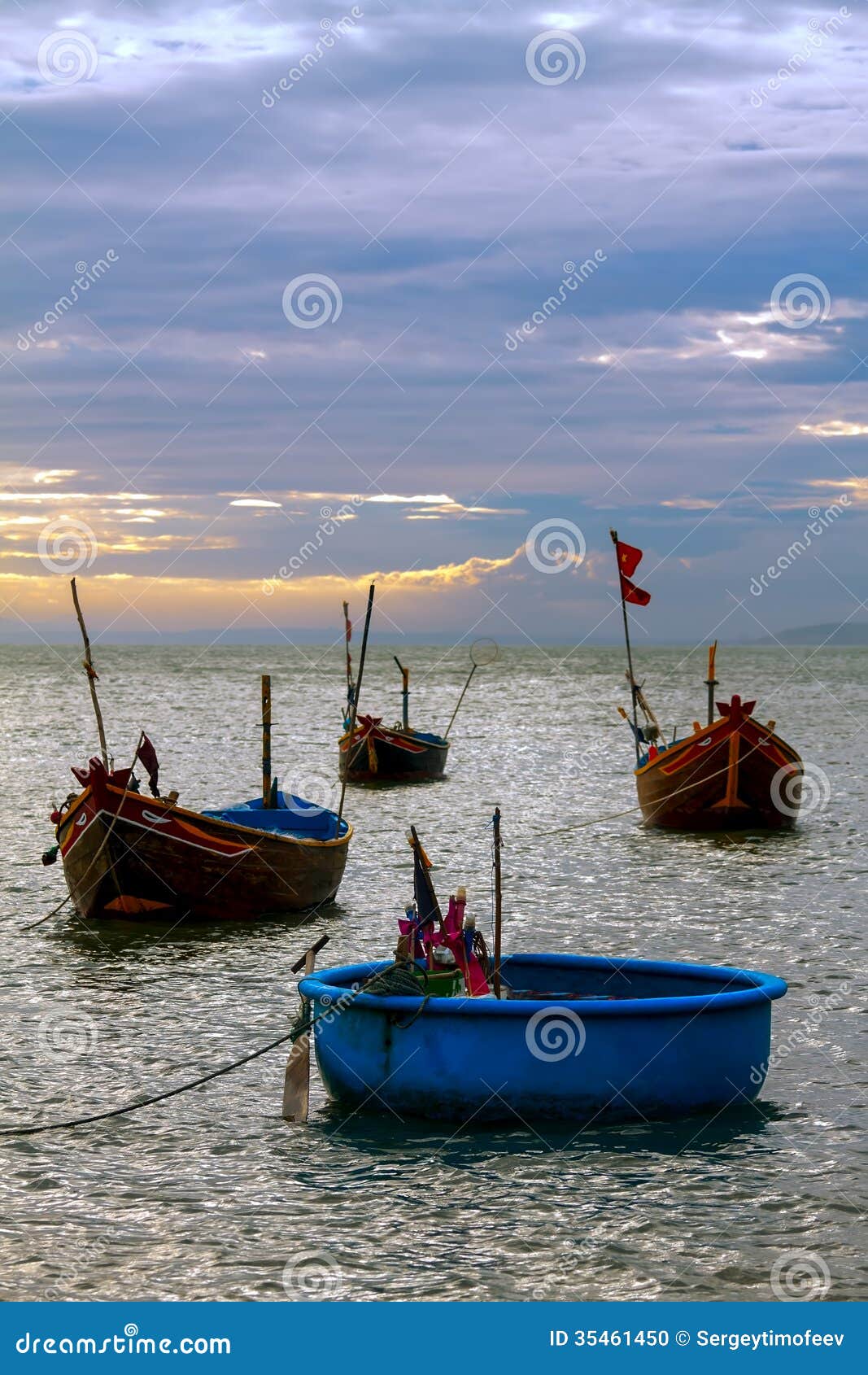 Barche Che Pescano Il Cielo Del Mare Fotografia Stock - Immagine di ...