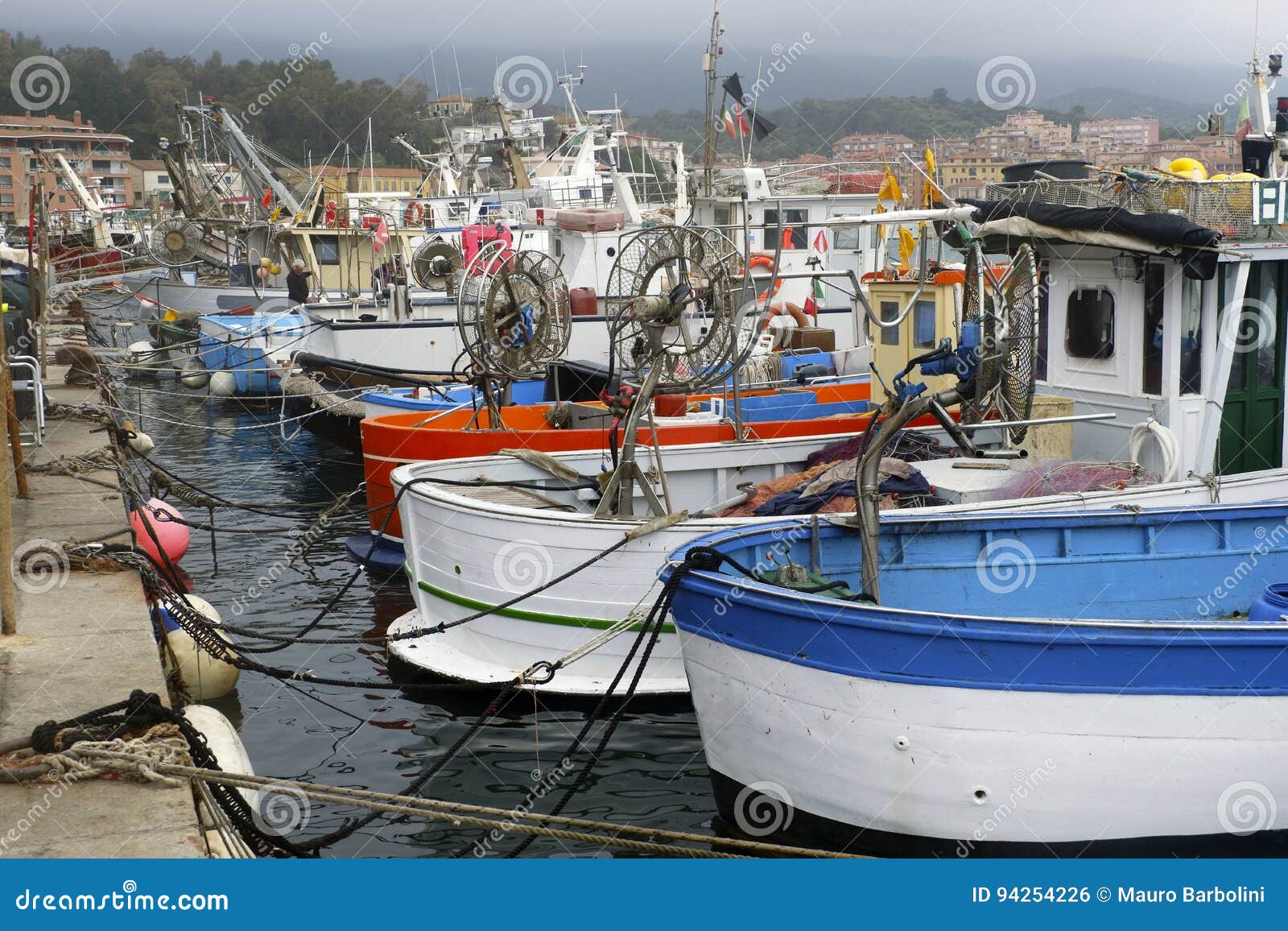 Barche DA Pesca-ormeggiate Al Porto Stockfoto - Bild von verankert ...