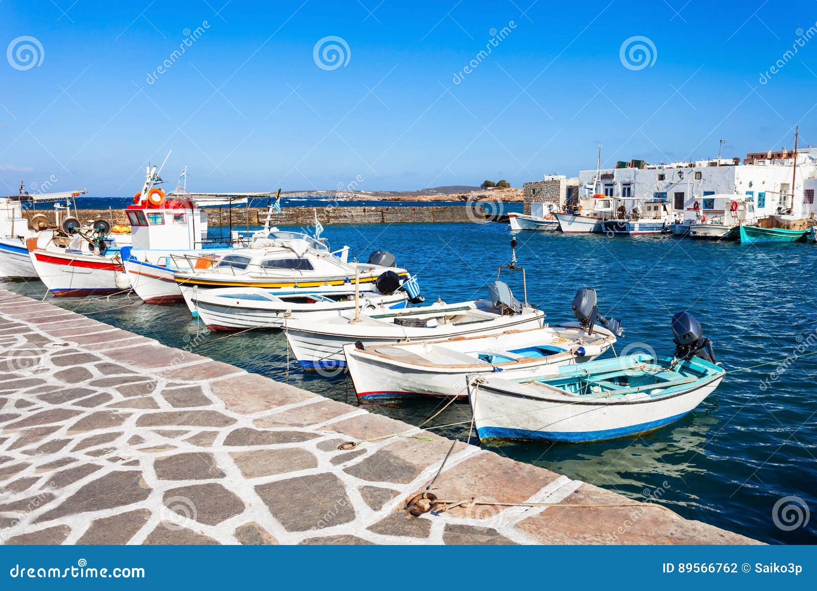 Barche nel porto di Paros fotografia stock. Immagine di egeo - 89566762