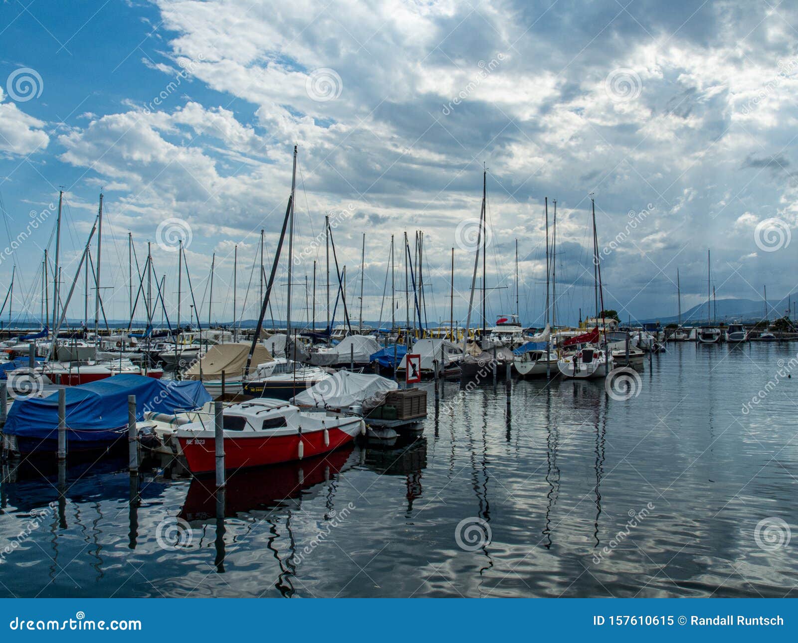 Barche sul lago Neuchatel immagine editoriale. Immagine di estate ...