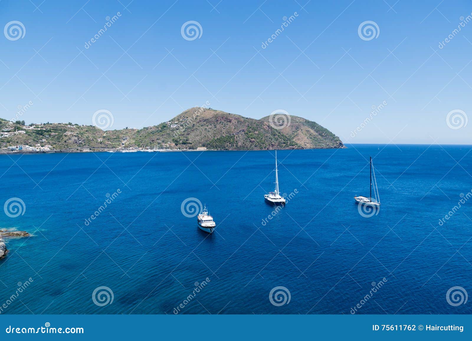Barche Sul Mare Blu, Lipari, Italia Fotografia Stock - Immagine di ...