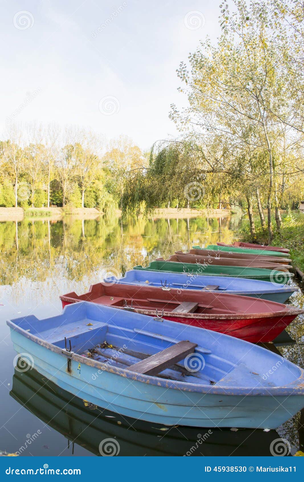 Barche Sulla Riva Del Lago in Autunno Fotografia Stock - Immagine di ...