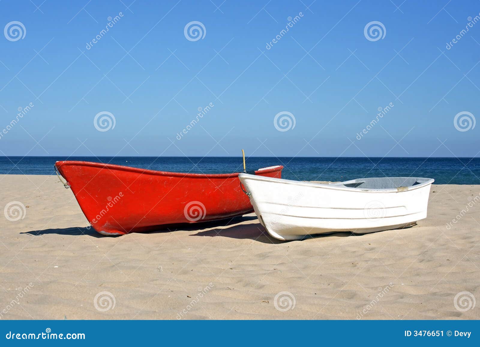 Barche sulla spiaggia immagine stock. Immagine di acqua - 3476651