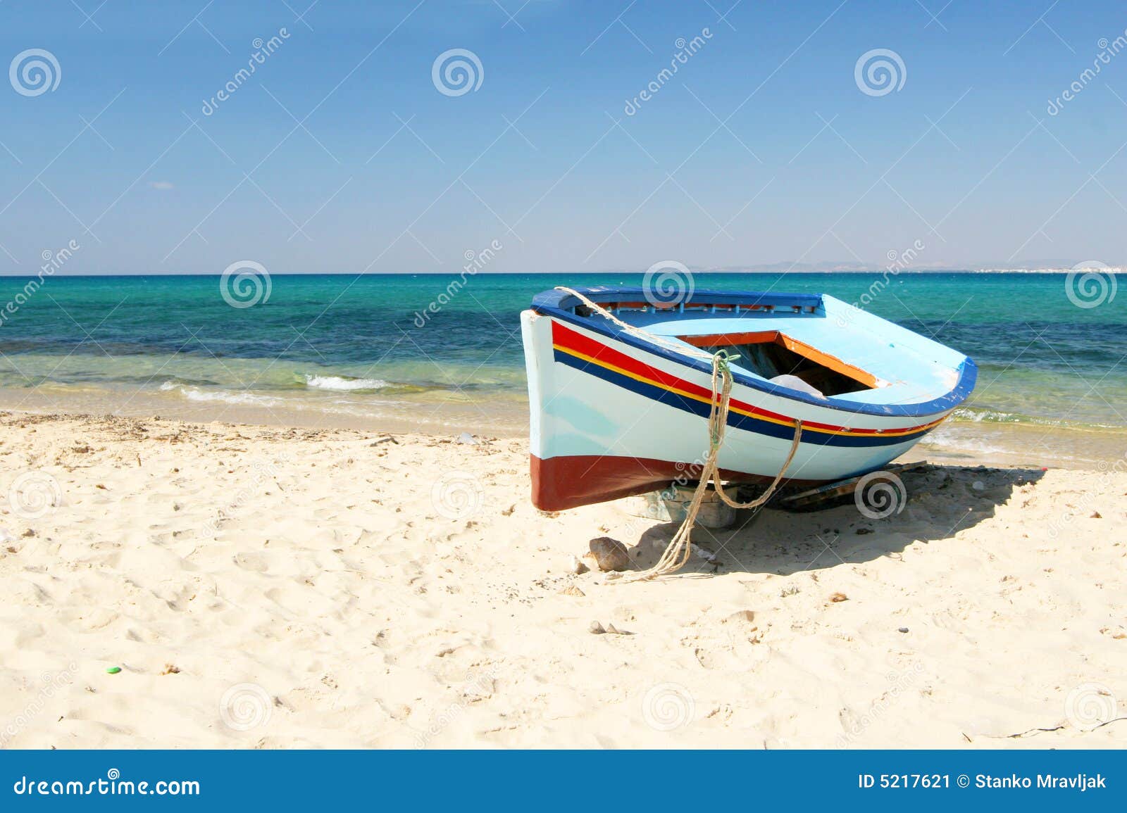 Barche sulla spiaggia immagine stock. Immagine di pace - 5217621