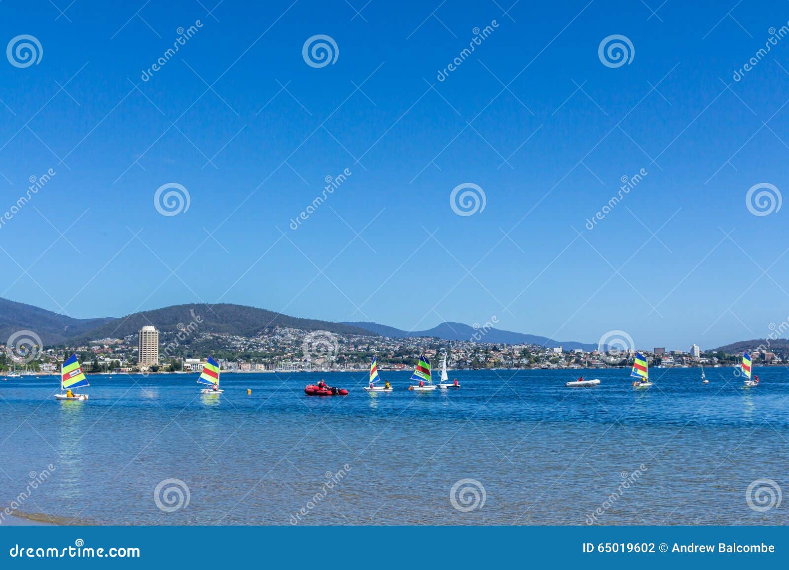 Barche a Vela Su Acqua Blu Cristallina Fotografia Editoriale - Immagine ...