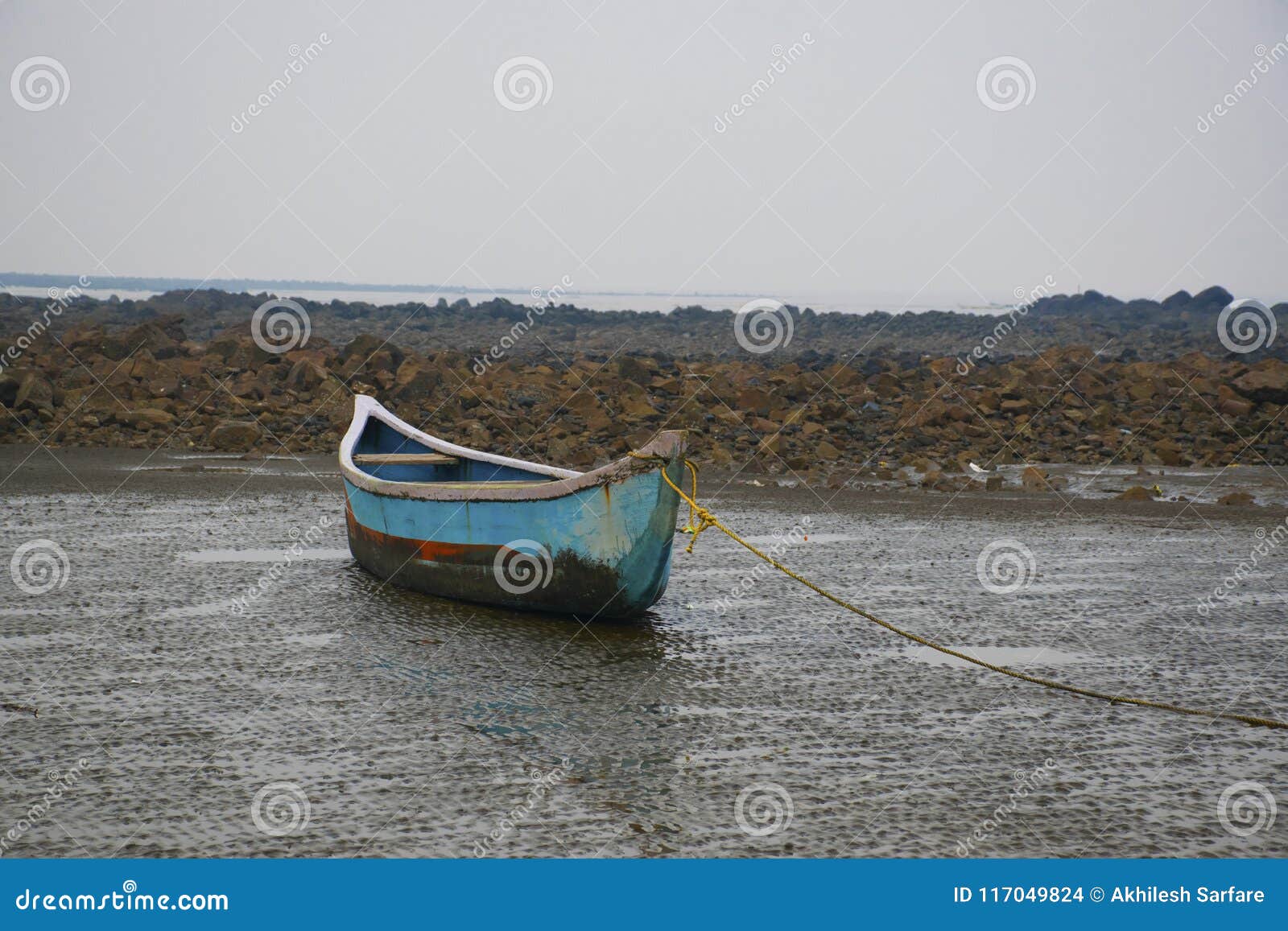 Barco Anclado En Arena En Una Playa Foto de archivo - Imagen de ...