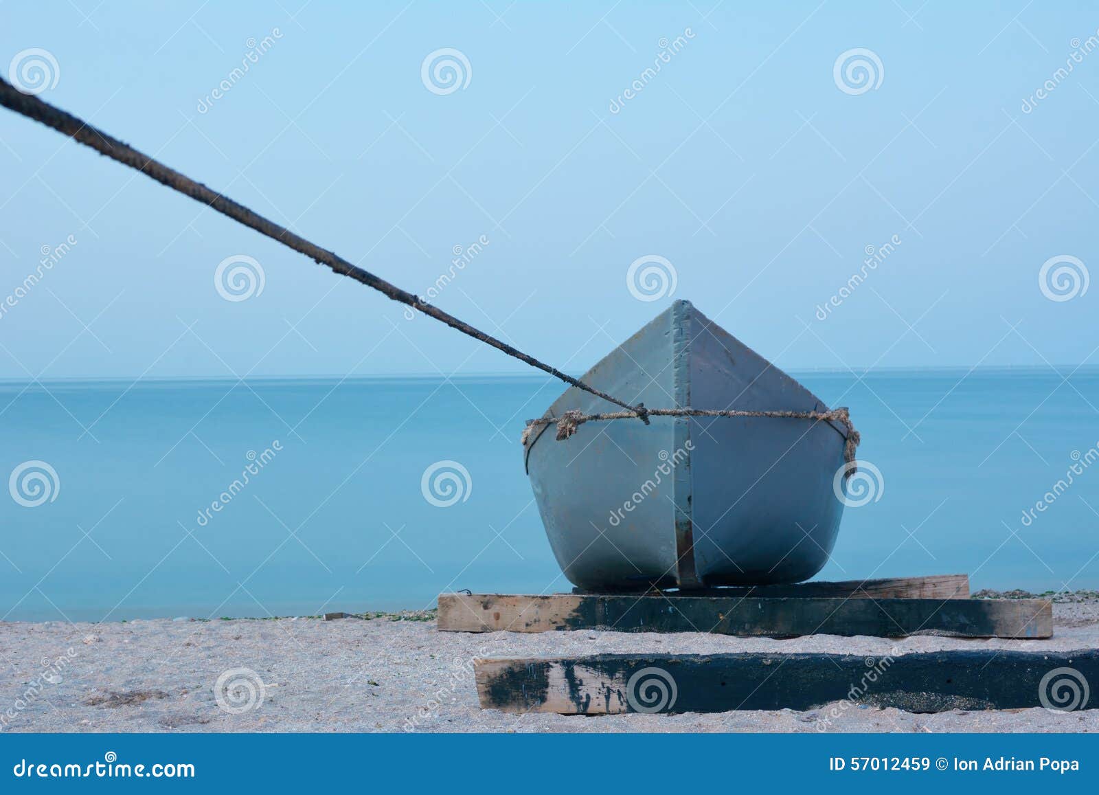 Barco anclado en tierra imagen de archivo. Imagen de asegurado - 57012459