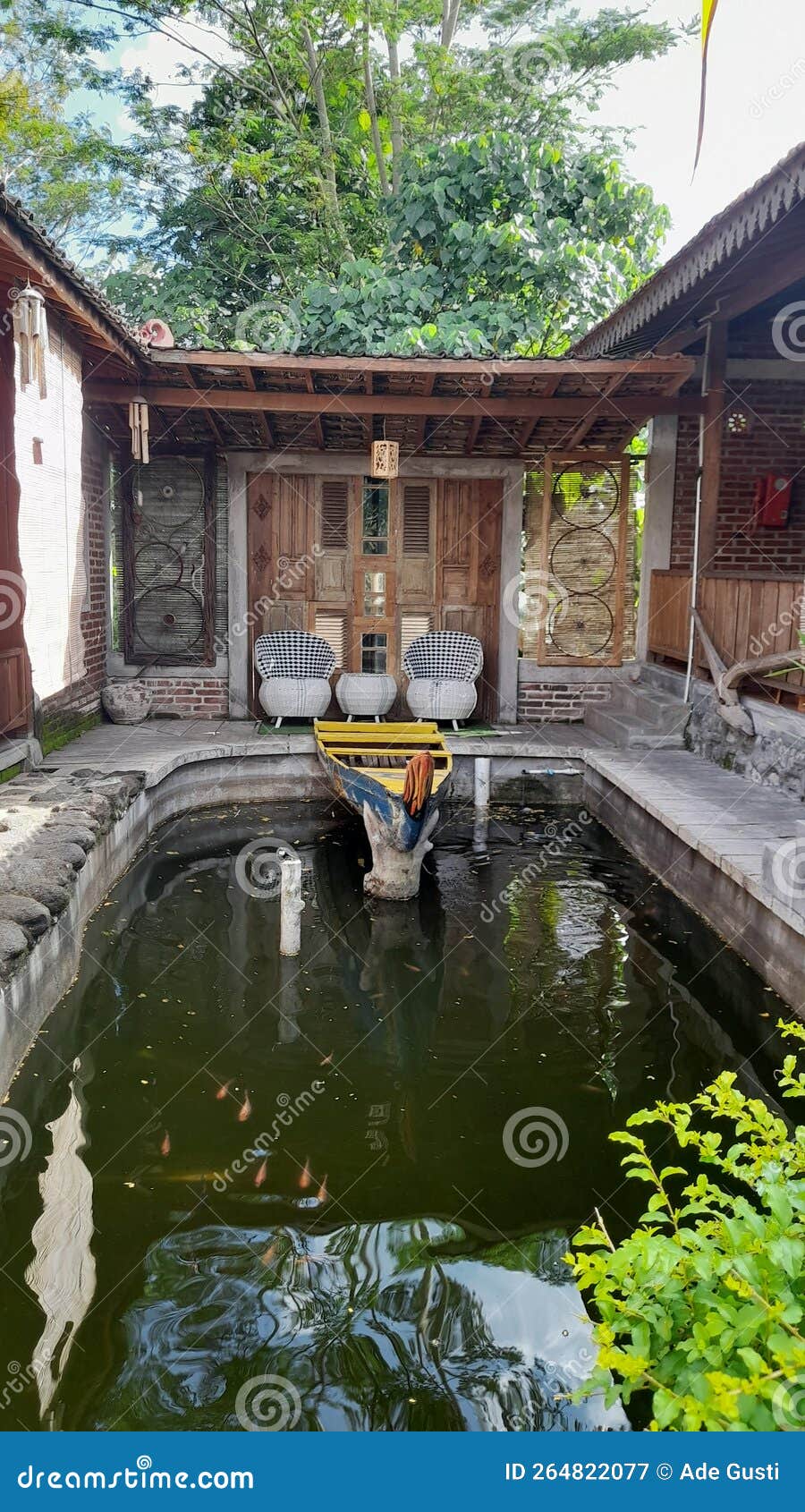 Barco Artificial Inclinado Na Borda Da Lagoa De Peixe Imagem de Stock ...
