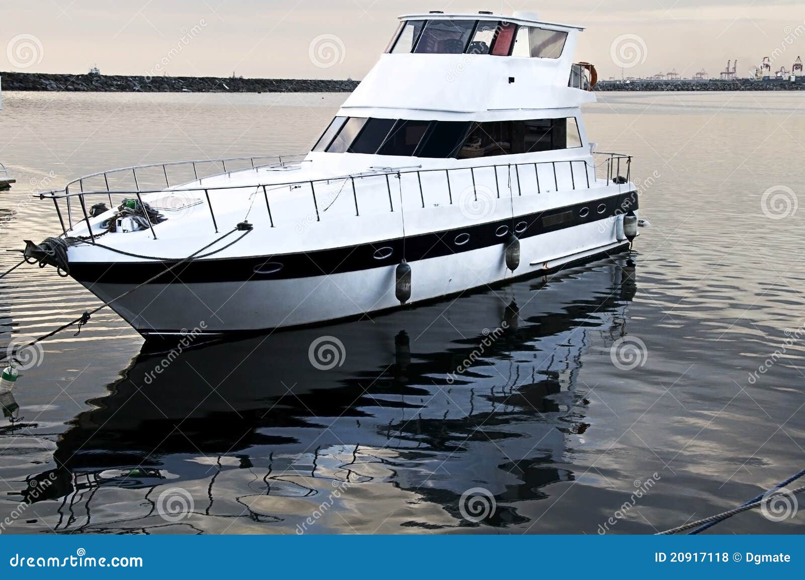Barco atracado foto de archivo. Imagen de atracado, muelle - 20917118