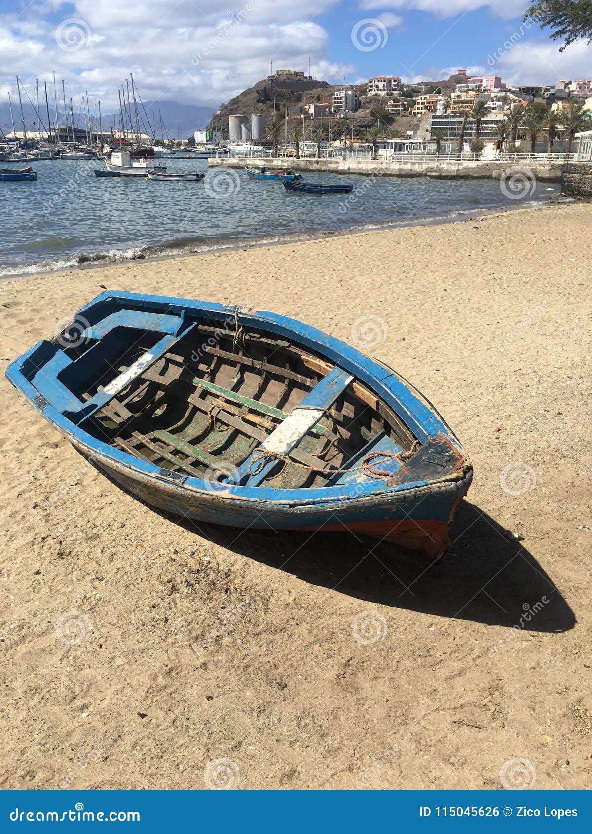 Barco azul foto de archivo. Imagen de playa, paisaje - 115045626