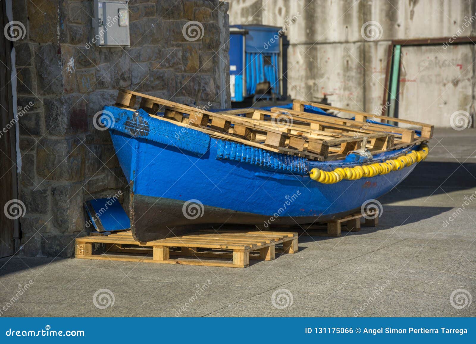 Barco azul 6 foto de archivo. Imagen de barco - 131175066