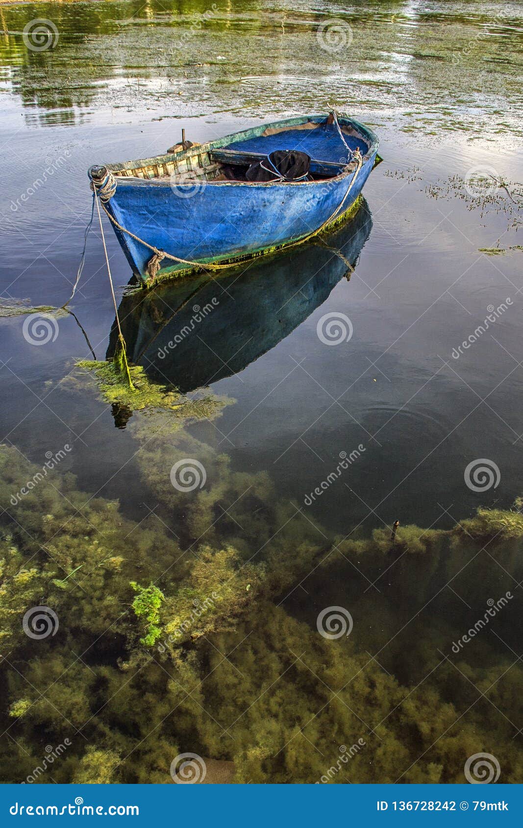 Barco azul foto de archivo. Imagen de tradicional, agua - 136728242