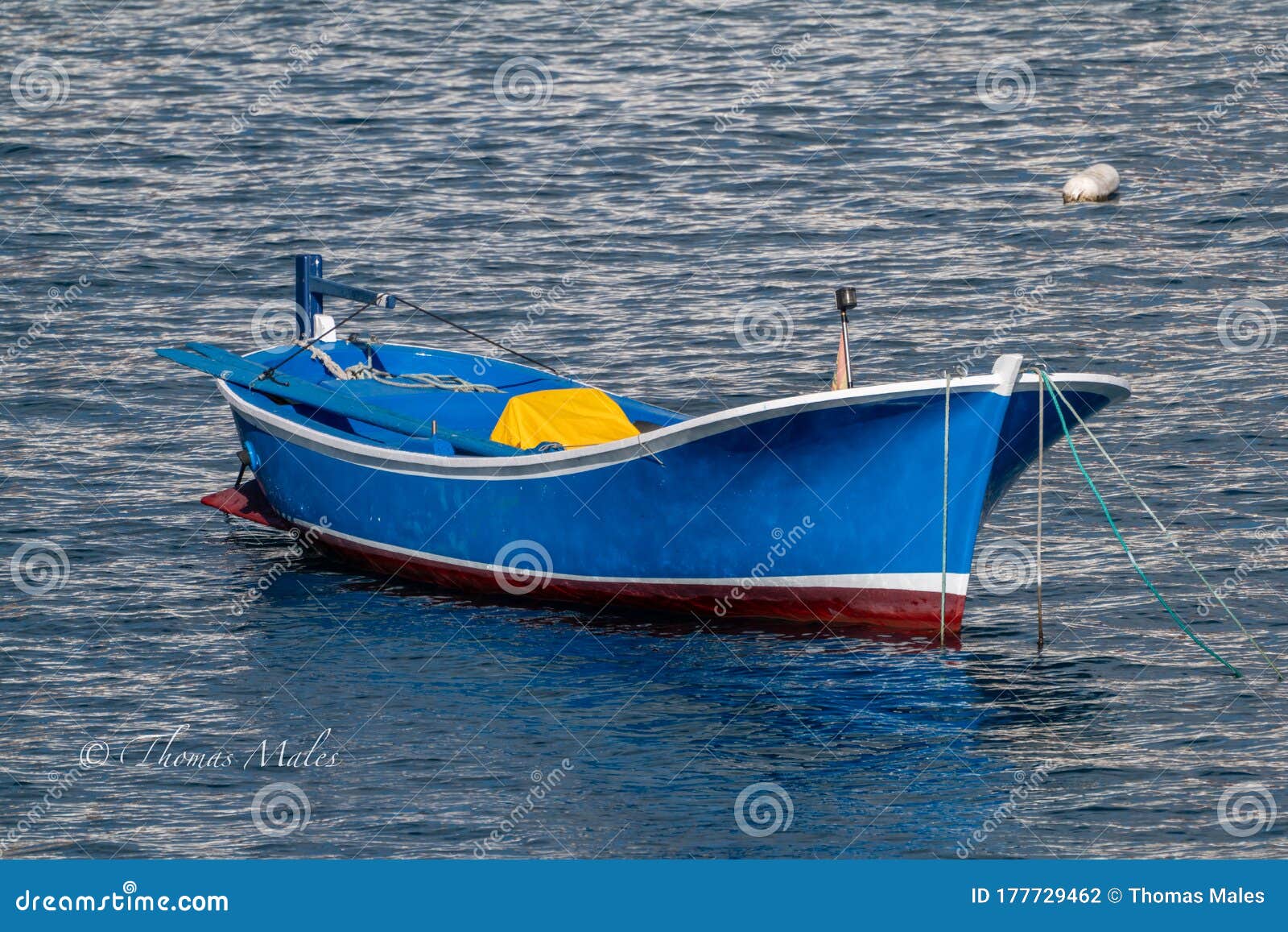Barco azul foto de archivo. Imagen de nearsighted, vacaciones - 177729462