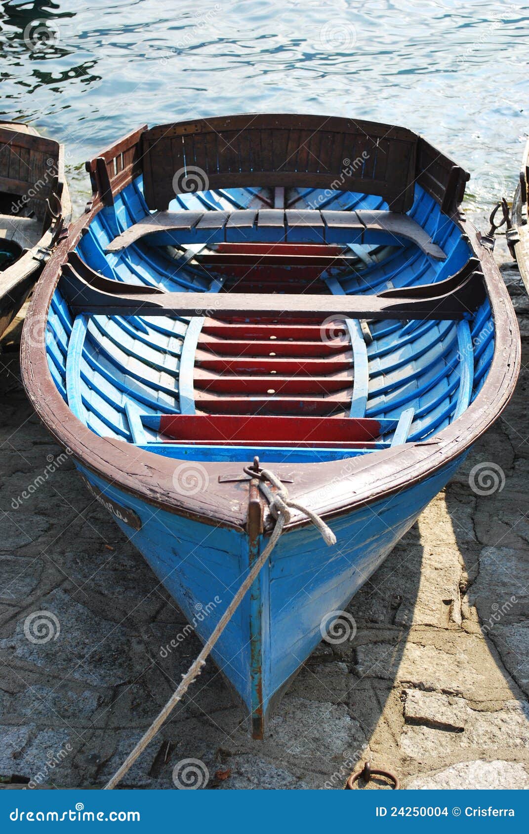 Barco azul en el muelle foto de archivo. Imagen de europa - 24250004