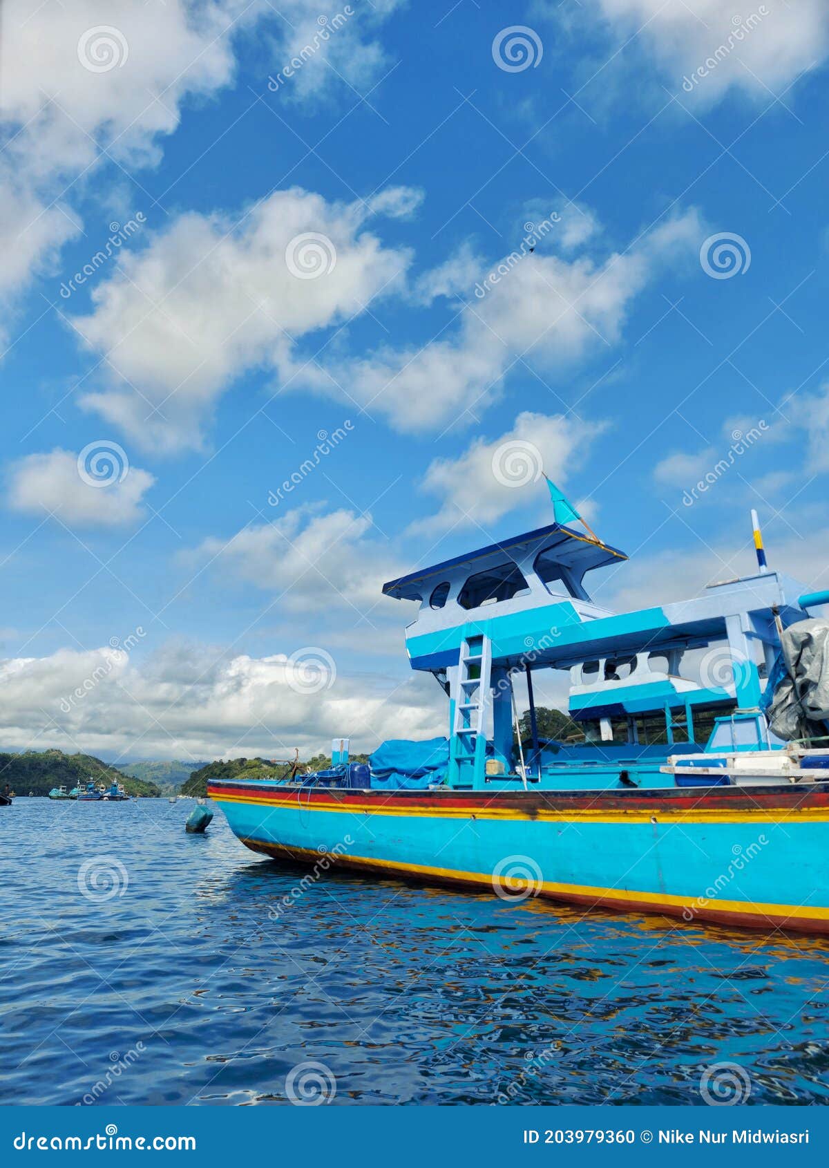 Barco Azul En Mar Azul Y Cielo Azul Foto de archivo - Imagen de yate ...