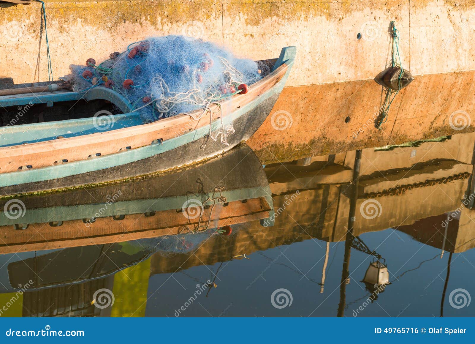 Barco com redes de pesca foto de stock. Imagem de lagoa - 49765716