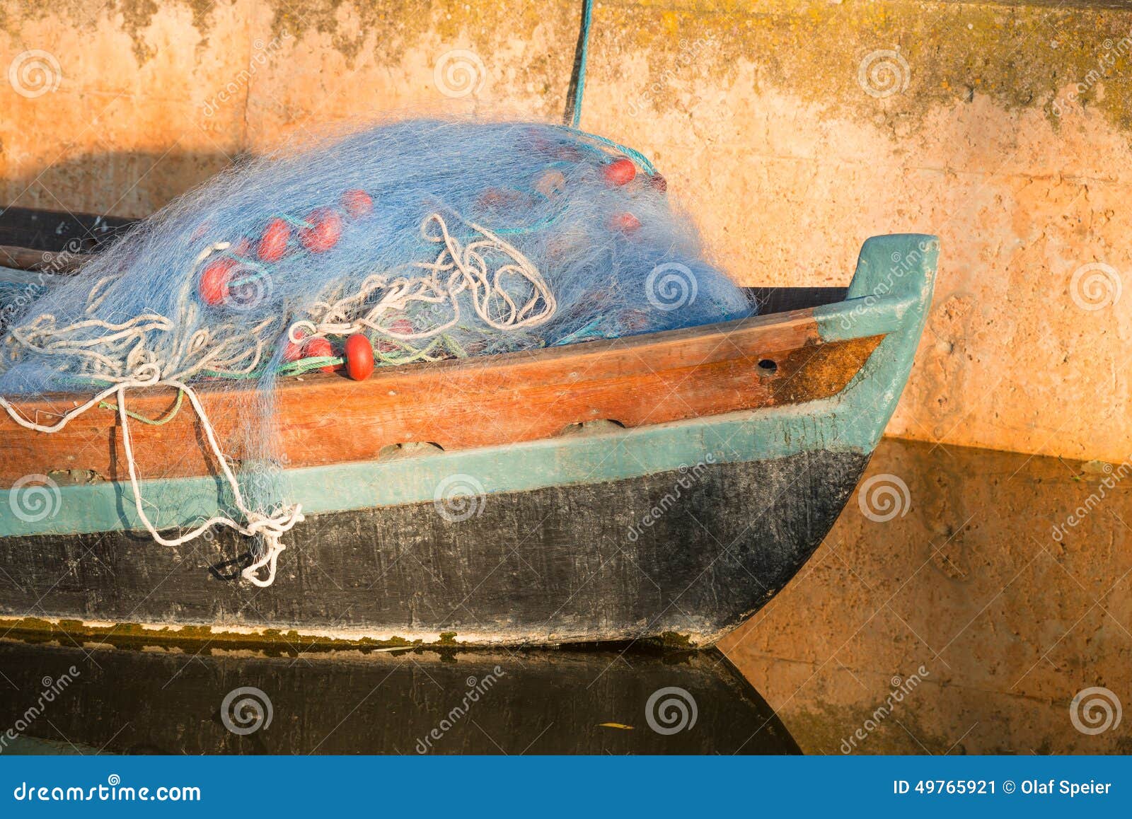 Barco com redes de pesca imagem de stock. Imagem de ninguém - 49765921