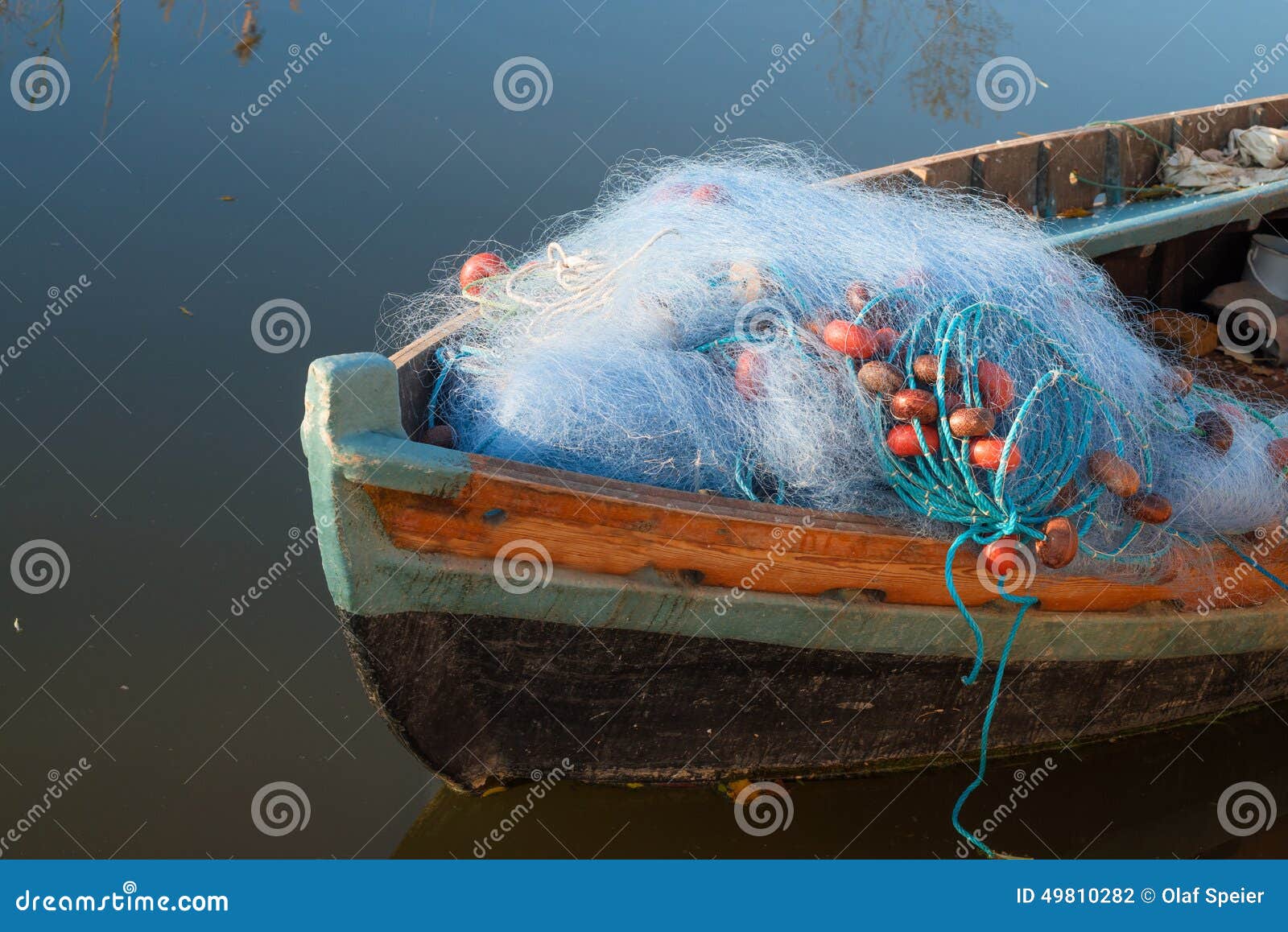 Barco com redes de pesca foto de stock. Imagem de colheita - 49810282