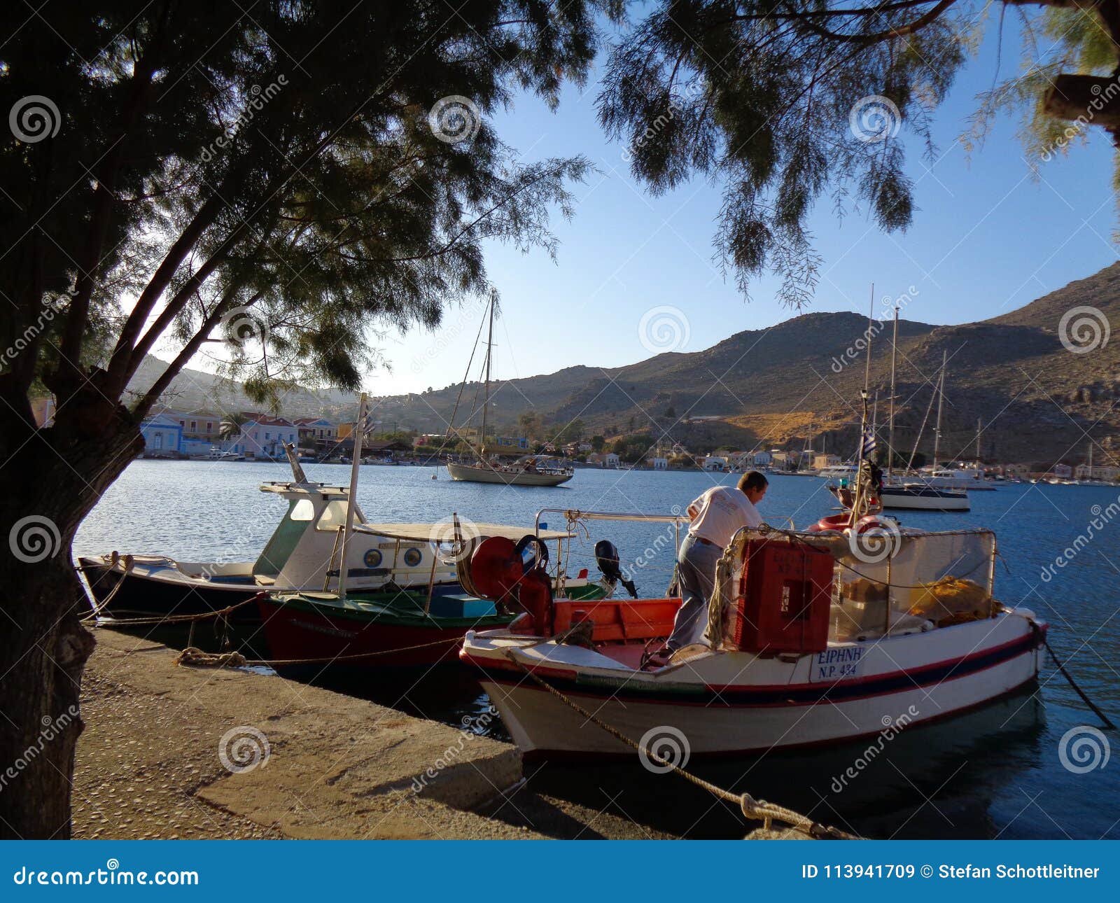 Barco de Fisher en Grecia imagen de archivo editorial. Imagen de griego ...