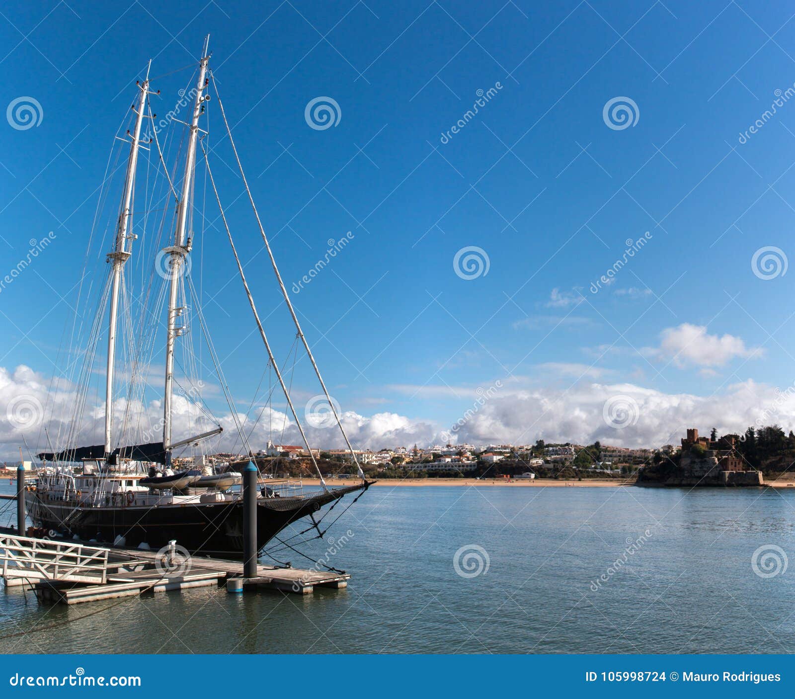 Barco De Lujo Anclado En Los Muelles Foto de archivo - Imagen de yate ...