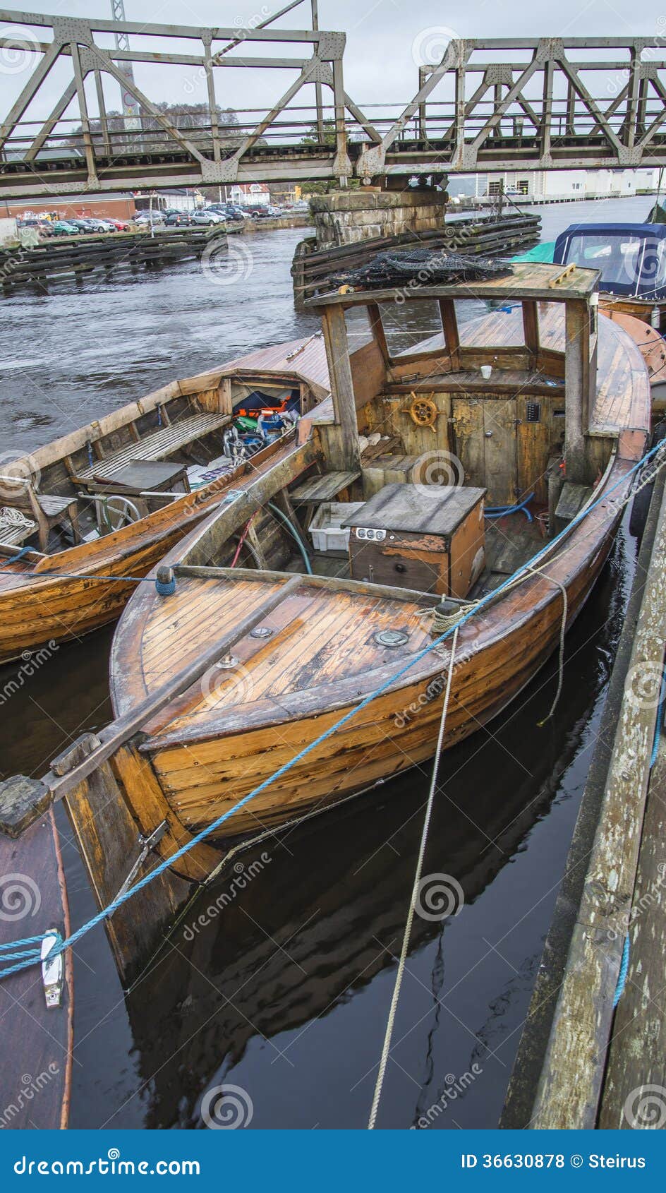 Barco De Madeira Amarrado No Cais Do Rio Foto de Stock - Imagem de ...