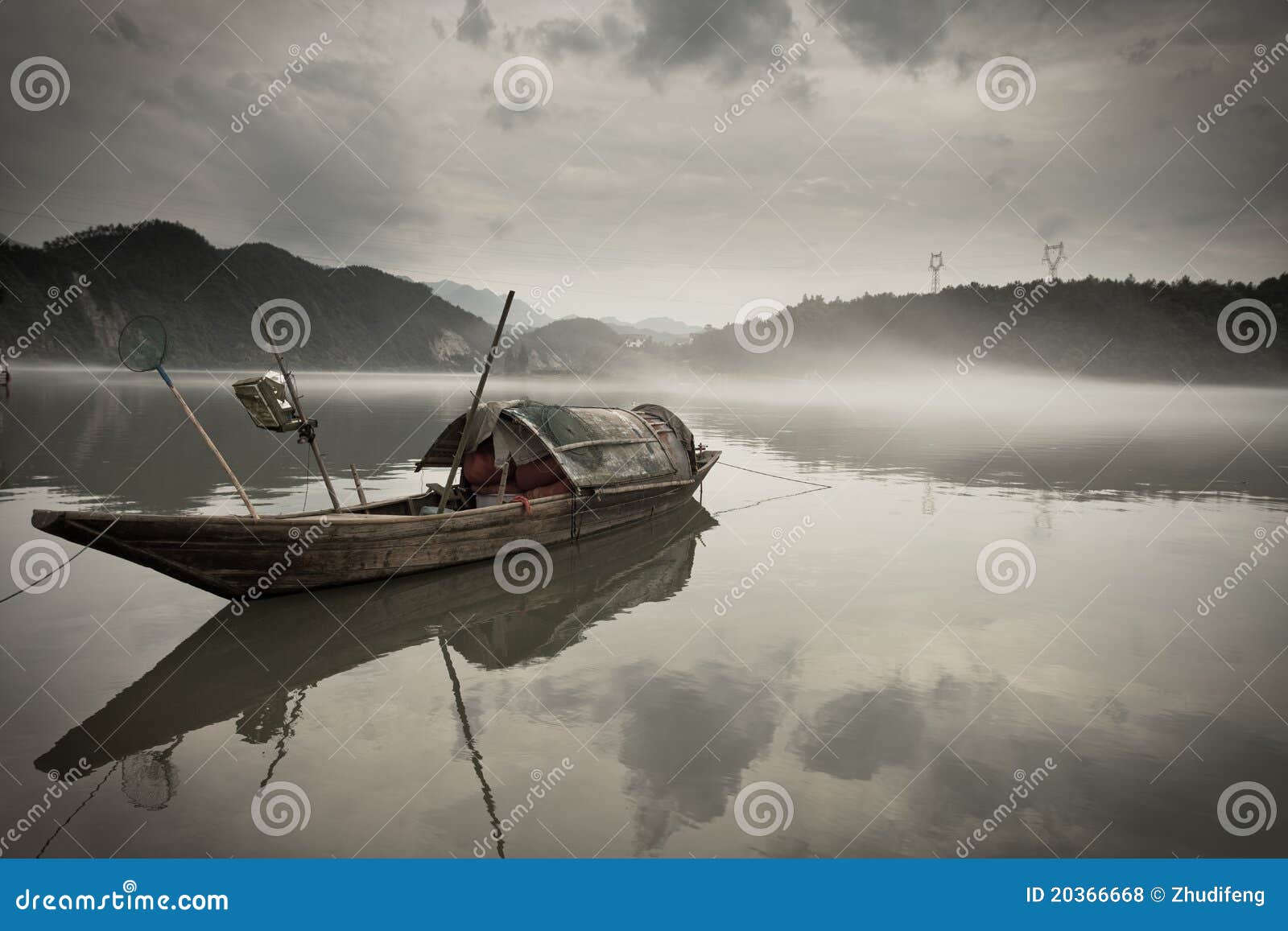 Barco de madeira no rio foto de stock. Imagem de lagoa - 20366668