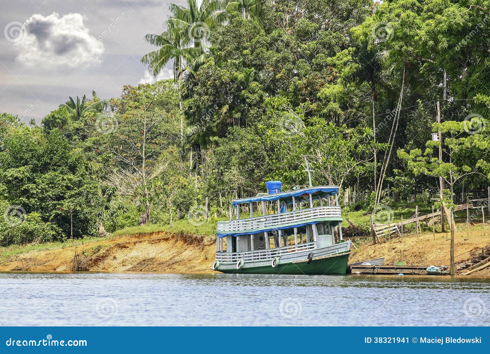 Barco De Madeira No Rio Amazonas, Brasil. Imagem de Stock - Imagem de ...
