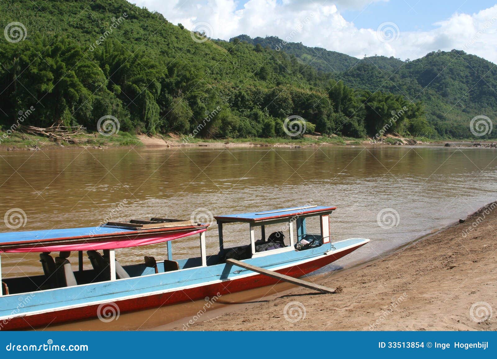 Barco De Madeira Tradicional No Rio Foto de Stock - Imagem de selva ...