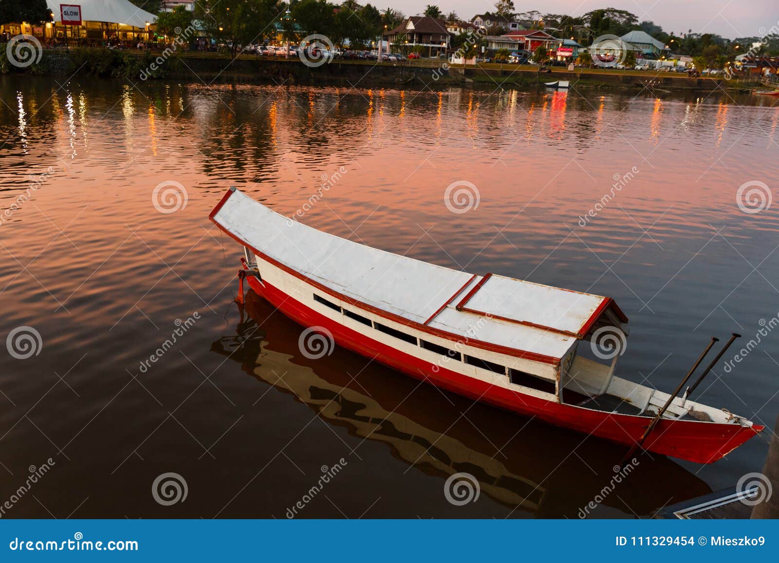 Barco De Madeira Tradicional No Rio De Sarawak Foto de Stock - Imagem ...