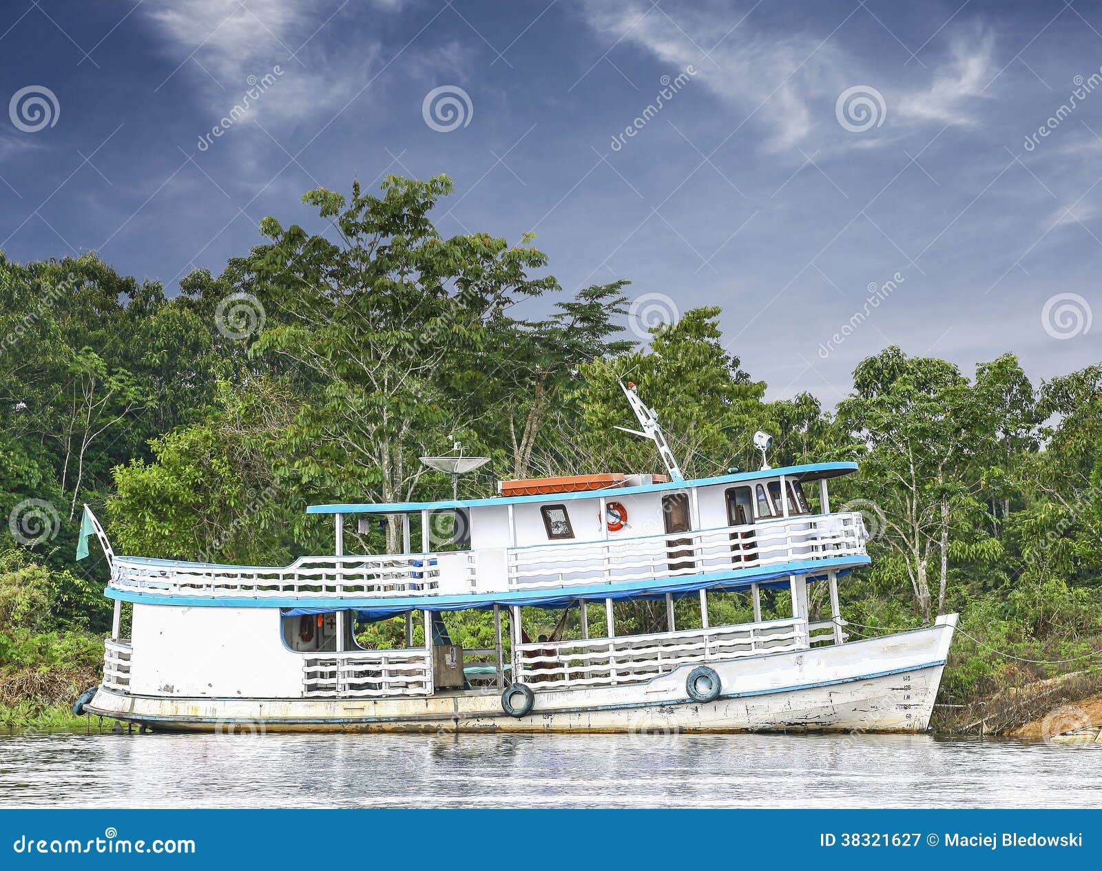 Barco De Madera En El Río Amazonas, El Brasil. Imagen de archivo ...