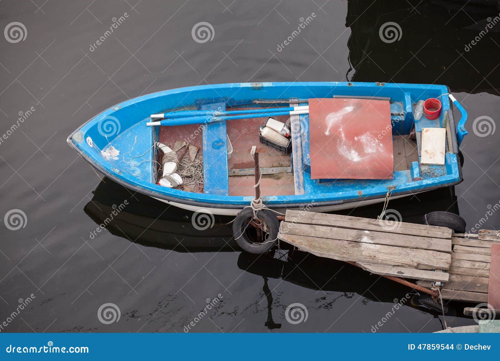 Barco de pesca azul foto de stock. Imagem de visto, azul - 47859544