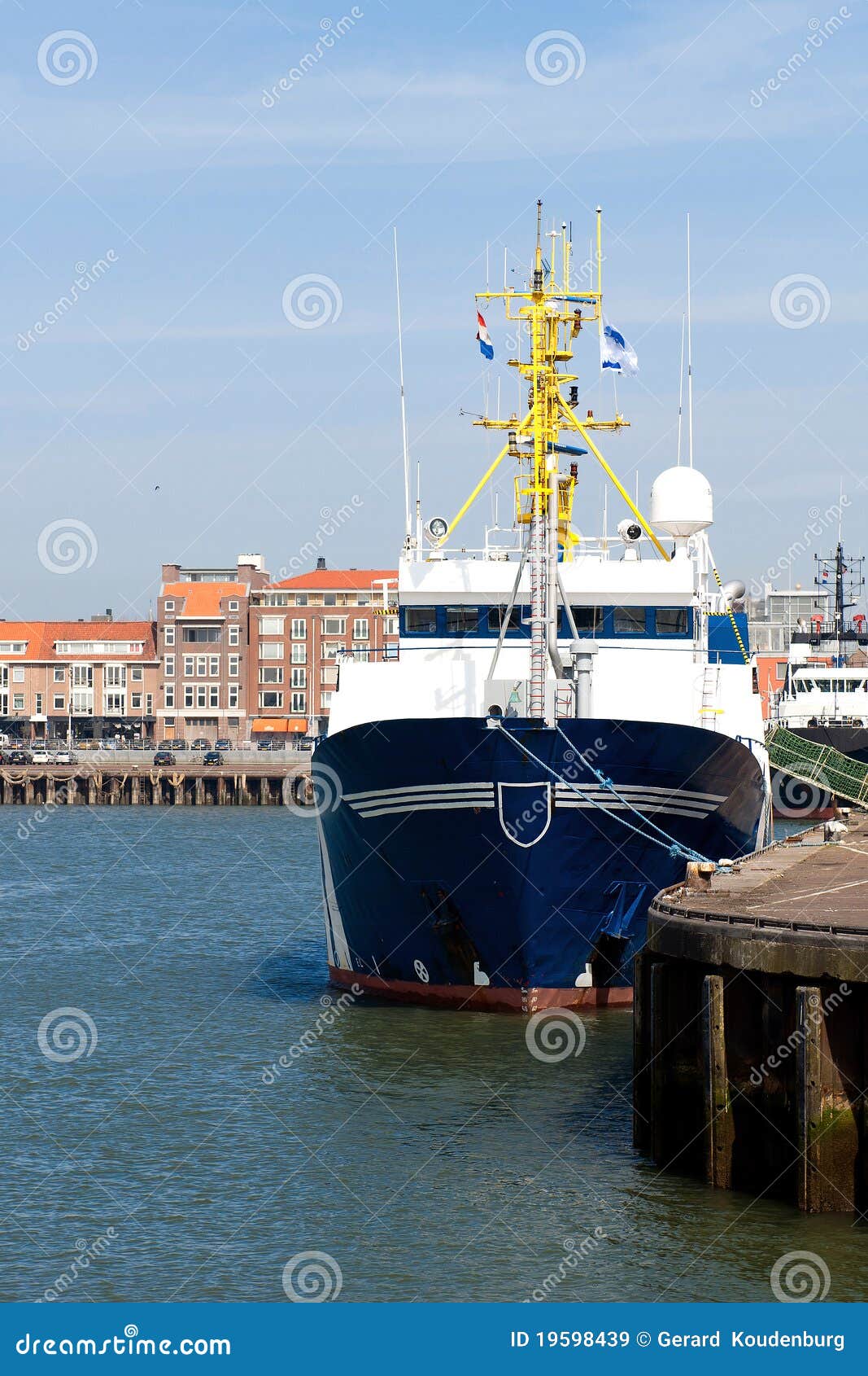 Barco De Pesca Azul Comercial Imagen de archivo - Imagen de negocios ...