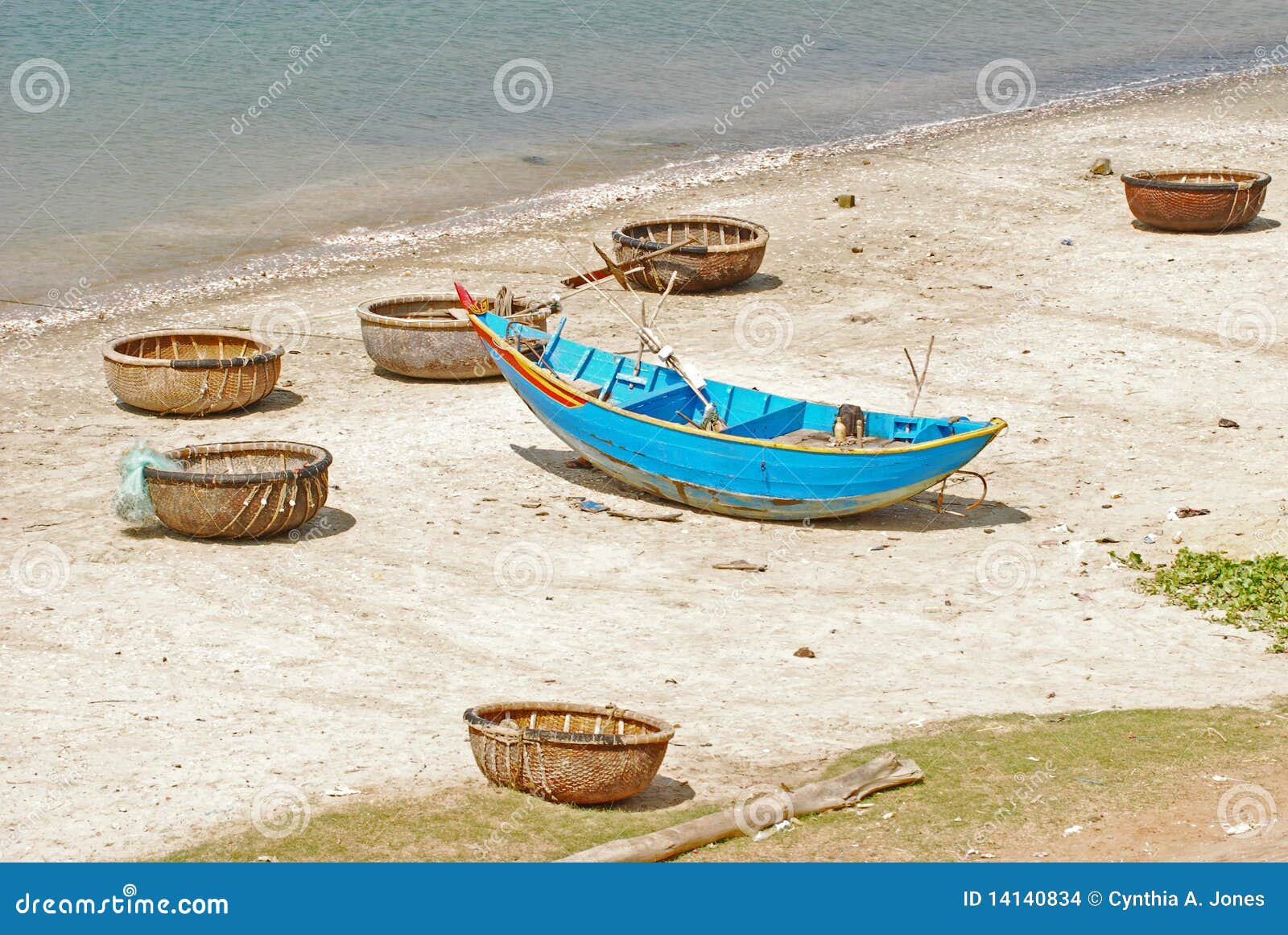 Barco De Pesca Azul En Danang Foto de archivo - Imagen de pescados ...