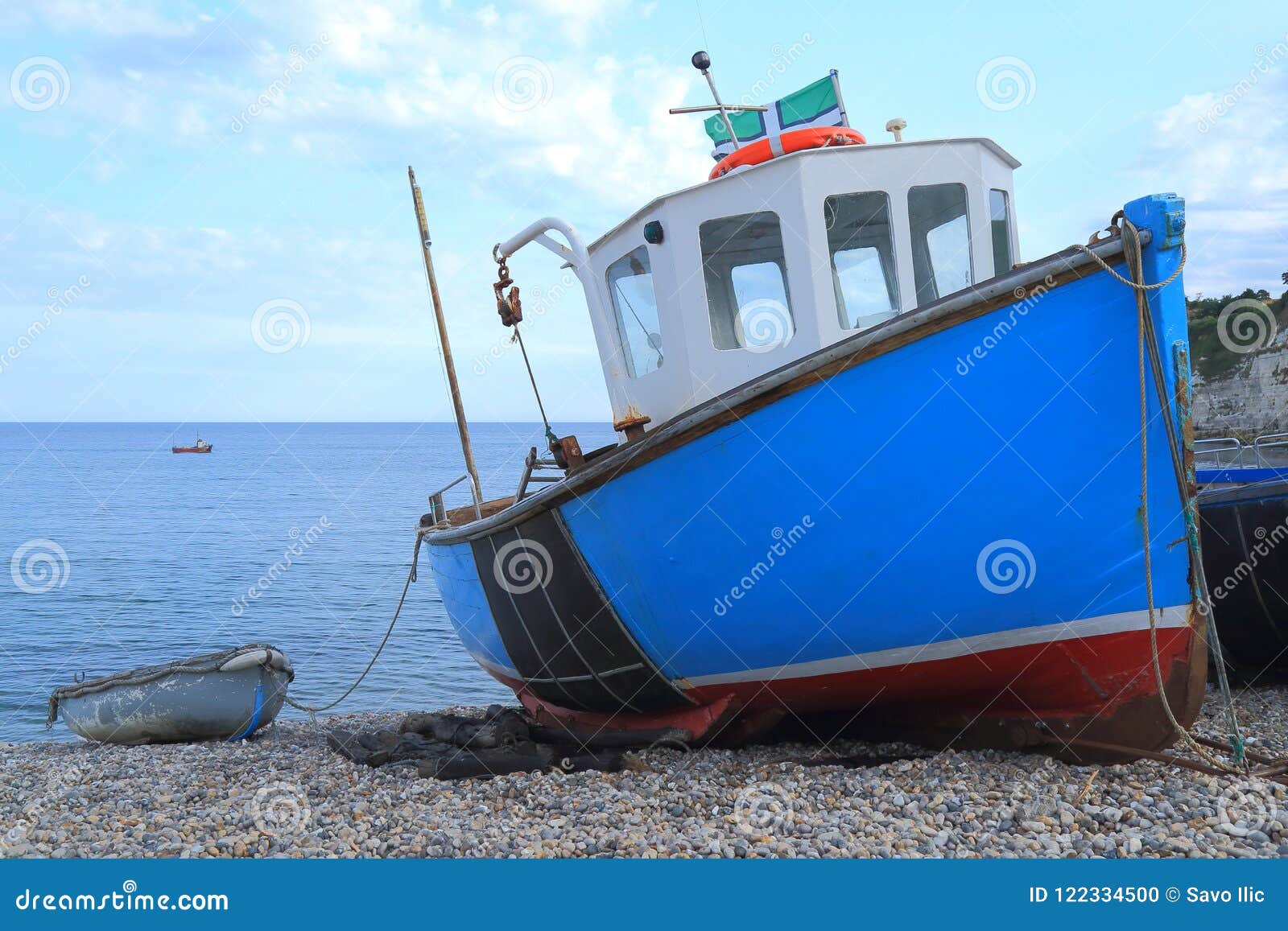 Barco De Pesca Azul En El Pebble Beach Foto de archivo - Imagen de azul ...