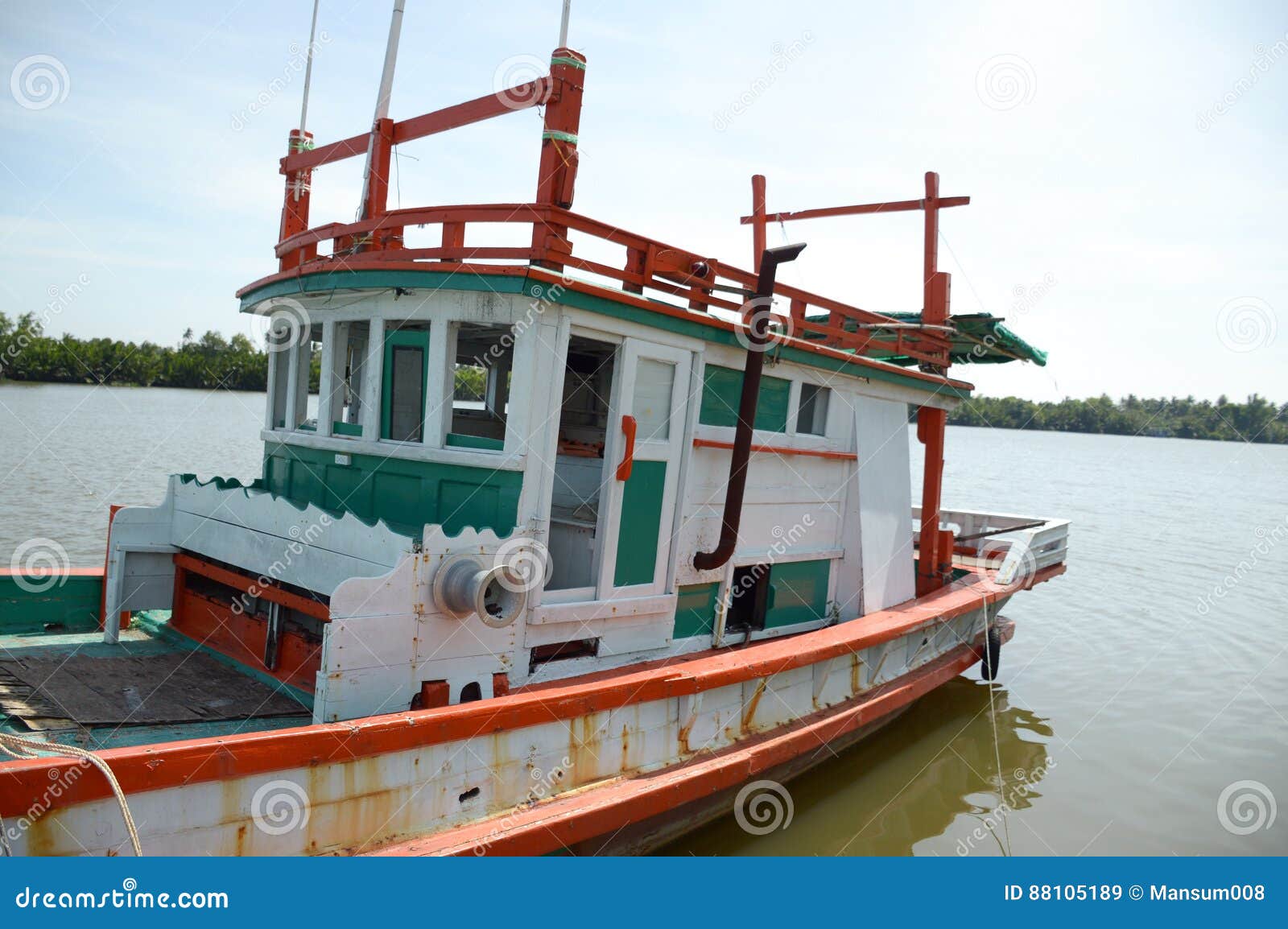Barco De Pesca De Madeira No Rio Imagem de Stock - Imagem de exterior ...
