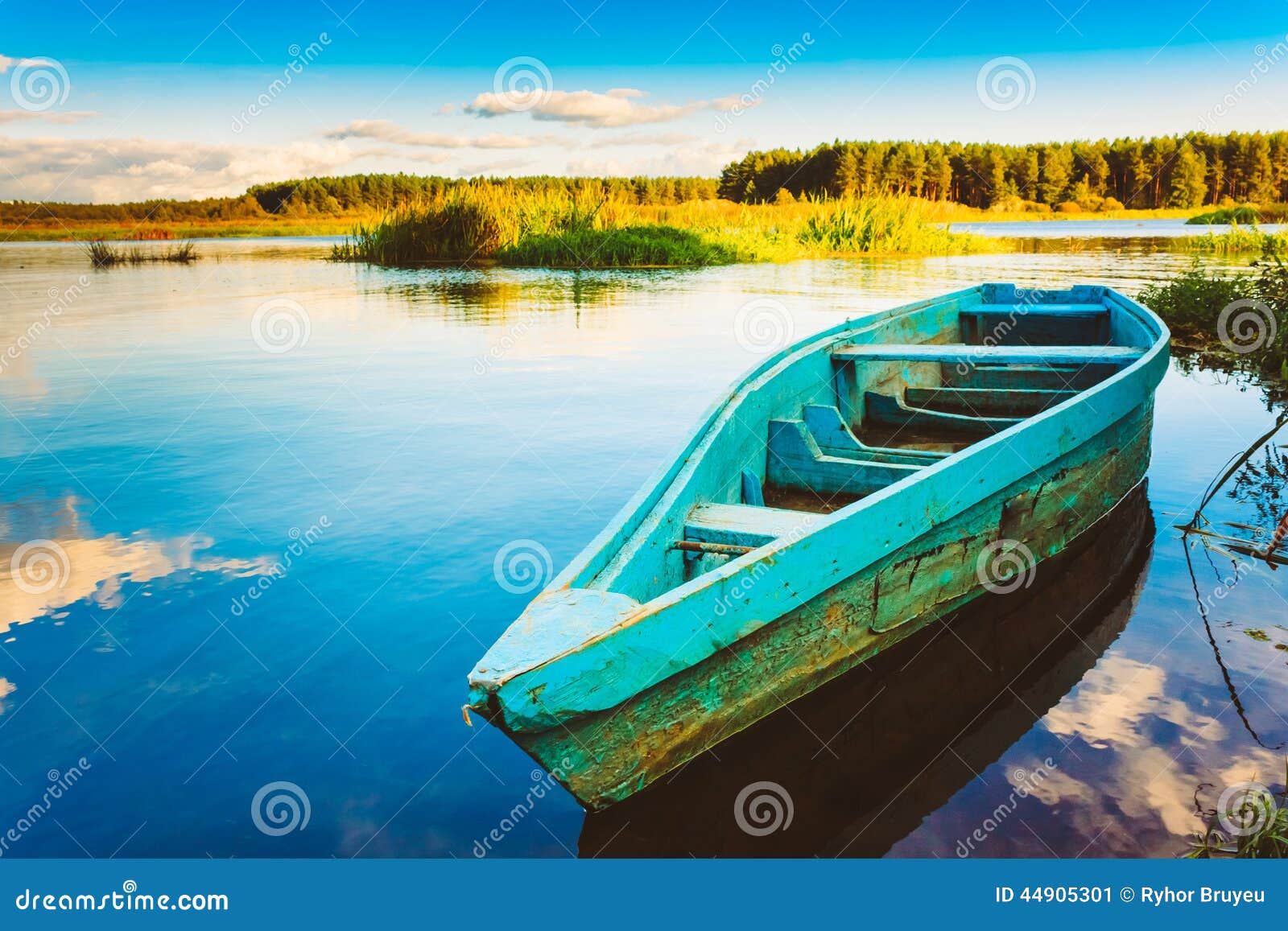 Barco De Pesca De Madeira Velho No Rio Imagem de Stock - Imagem de ...