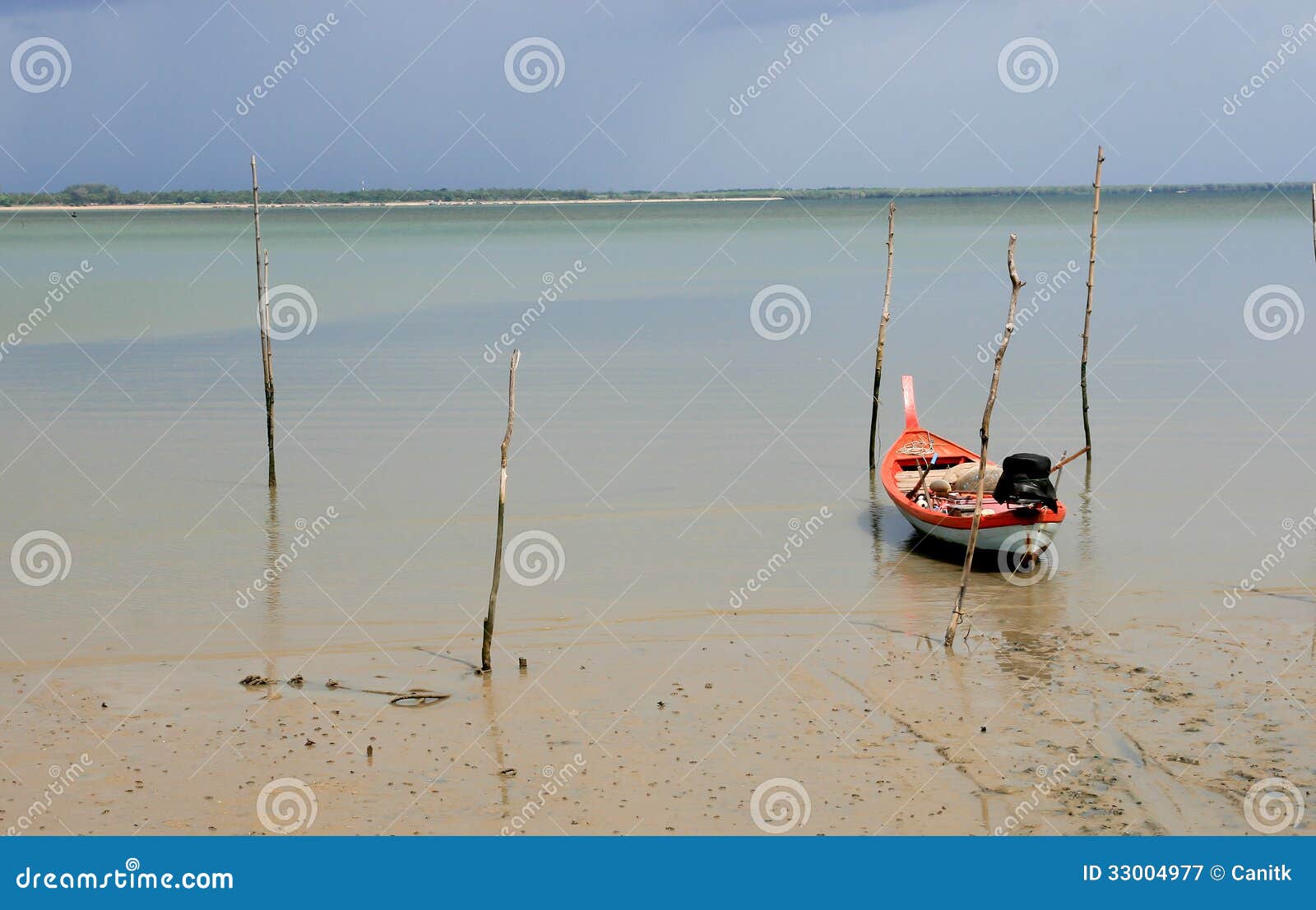Barco De Pesca En Marea Muerta Imagen de archivo - Imagen de comercial ...