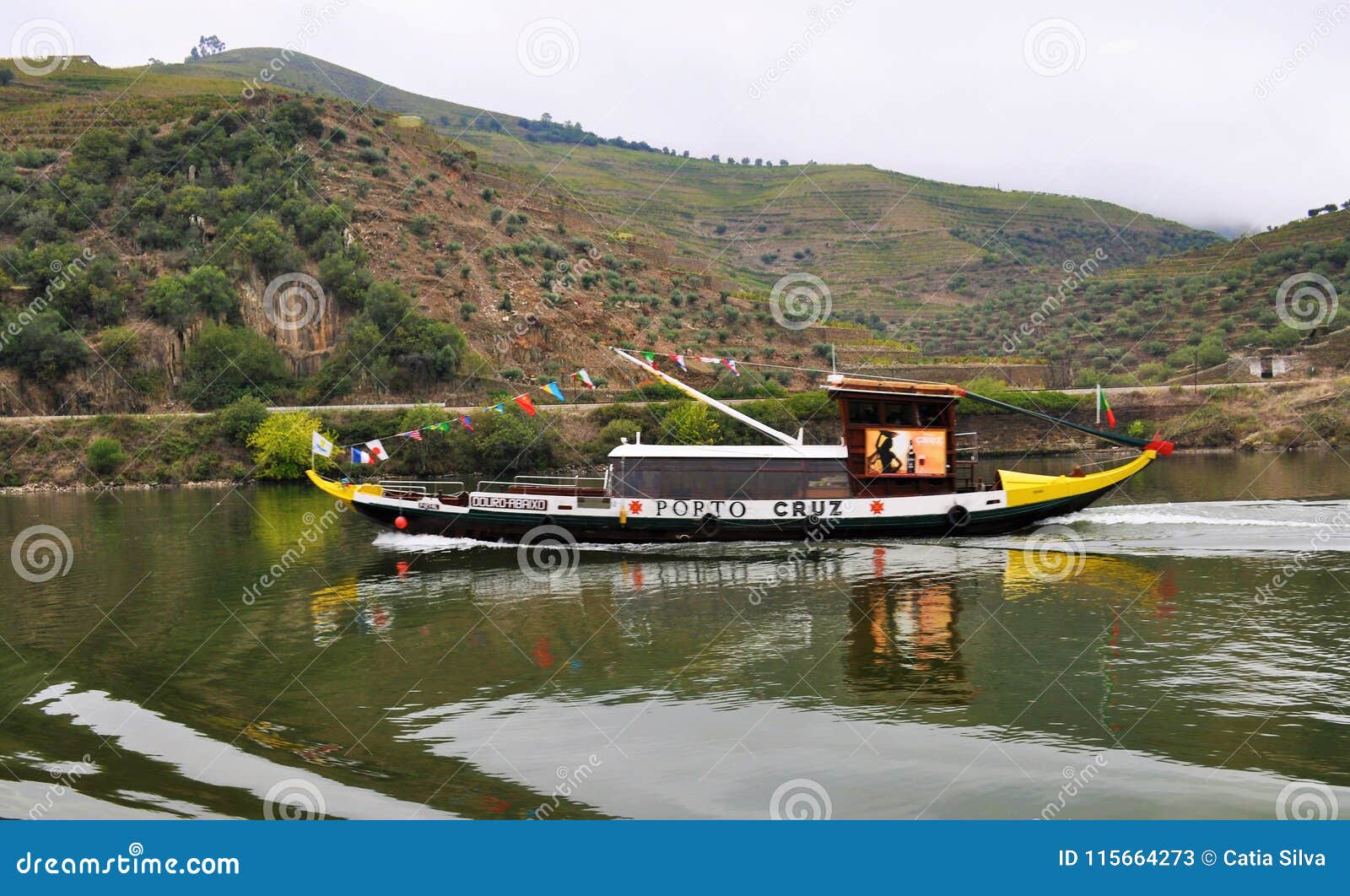 Barco De Rabelo No Rio De Douro Foto de Stock Editorial - Imagem de ...