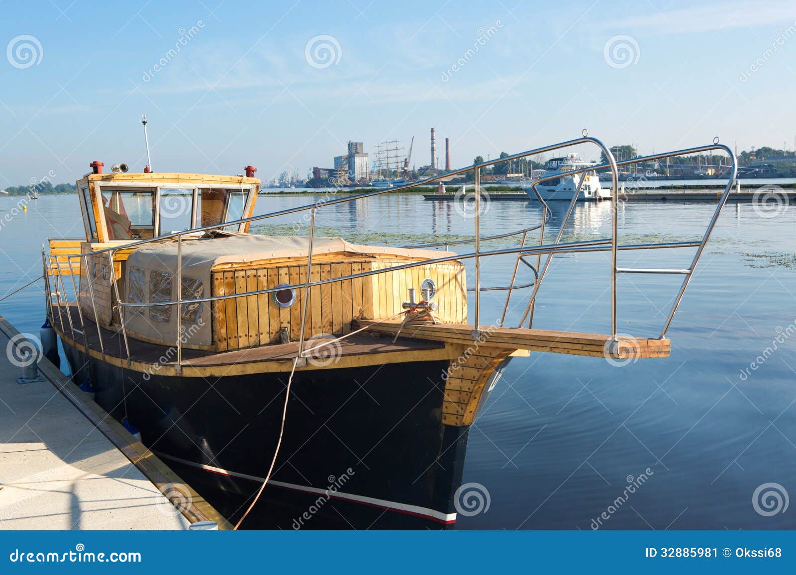 Barco de rio imagem de stock. Imagem de transporte, reboque - 32885981