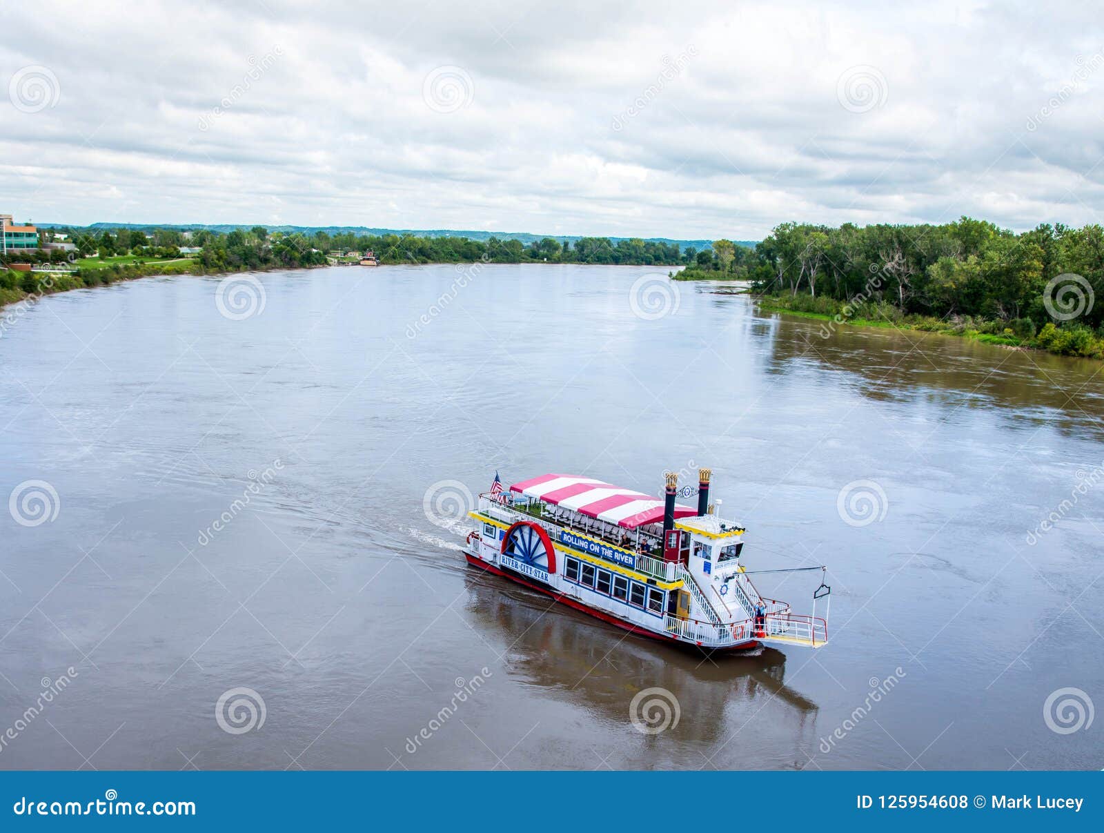 Barco De Rio No Rio Missouri Foto de Stock Editorial - Imagem de branco ...