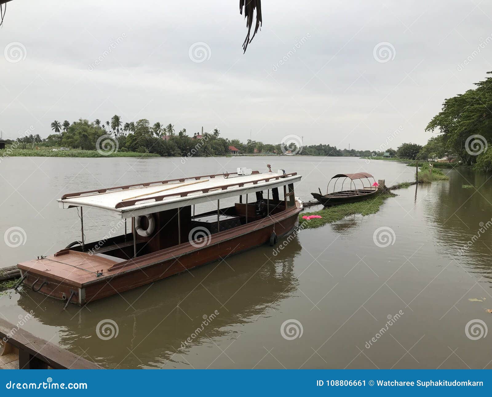 Barco de rio tradicional imagem de stock. Imagem de cena - 108806661