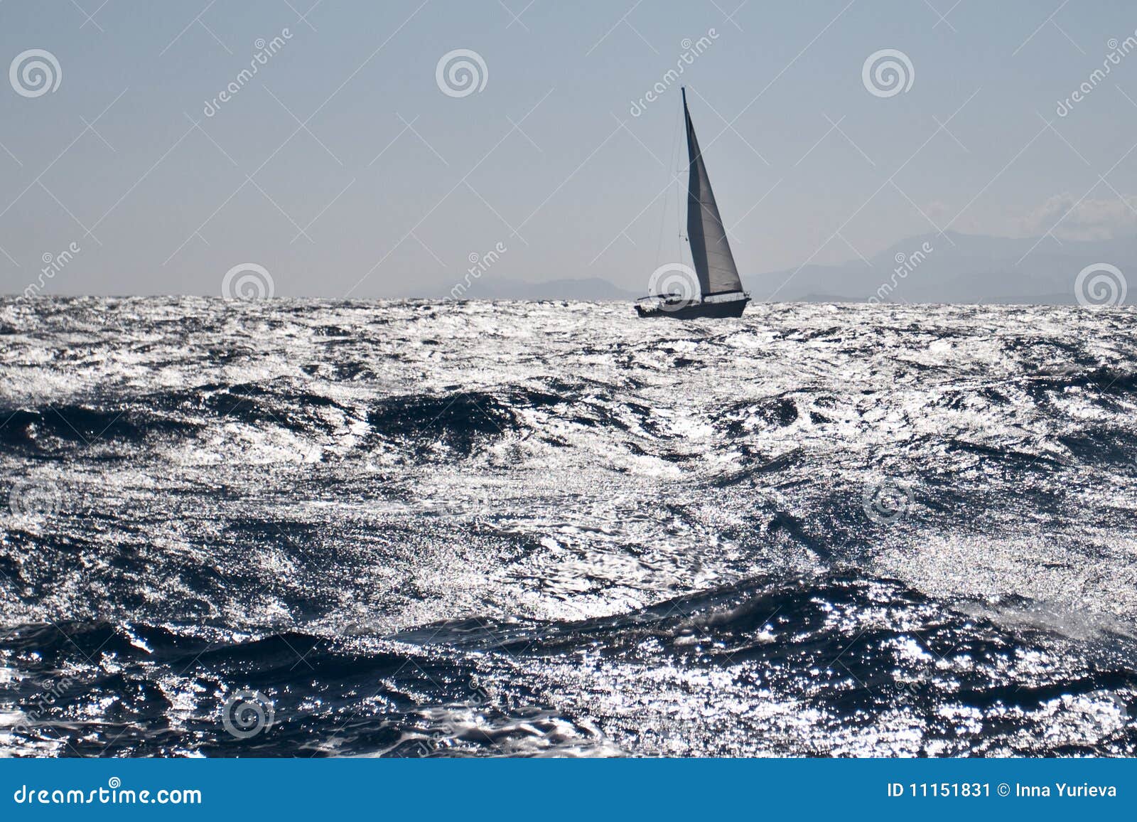 Barco De Vela En El Mar Agitado Imagen de archivo - Imagen de agua ...