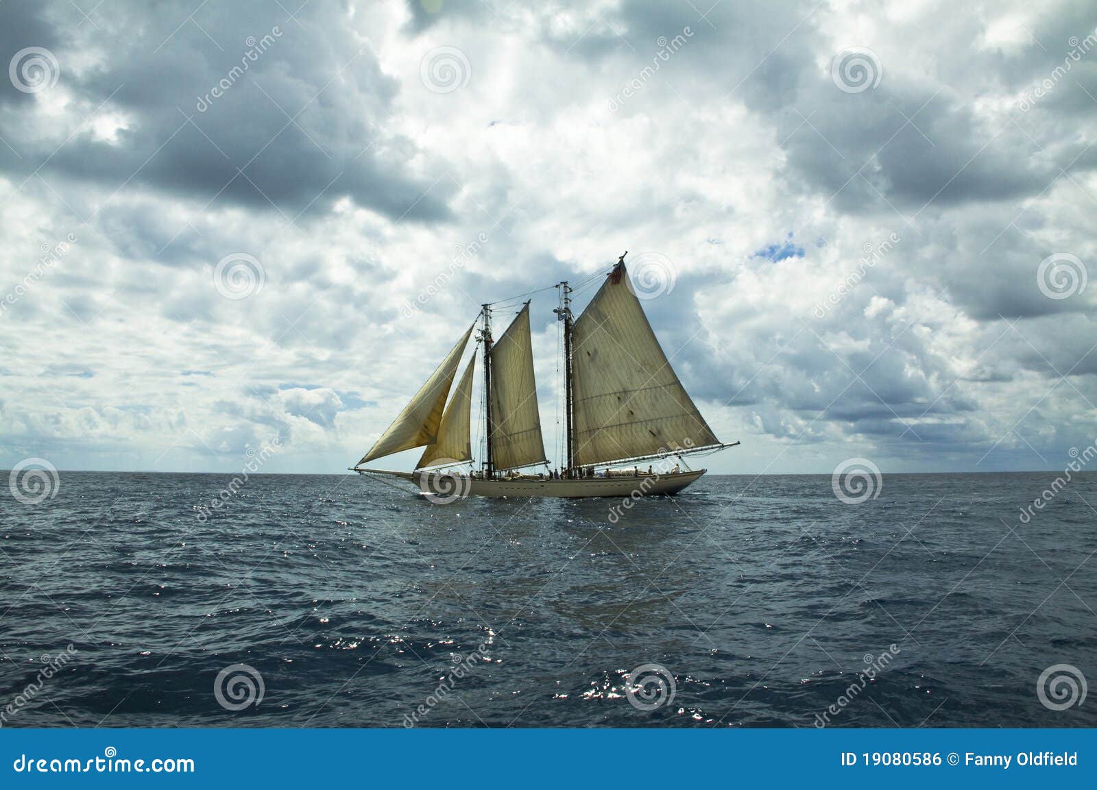 Barco de vela en tormenta foto de archivo. Imagen de yate - 19080586