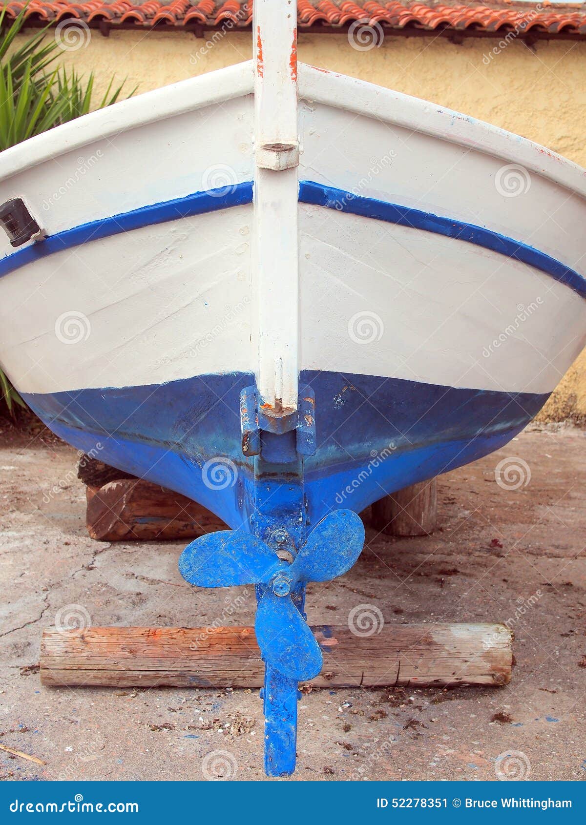Barco Del Azul Y Blanco De Pesca, Caique Imagen de archivo - Imagen de ...