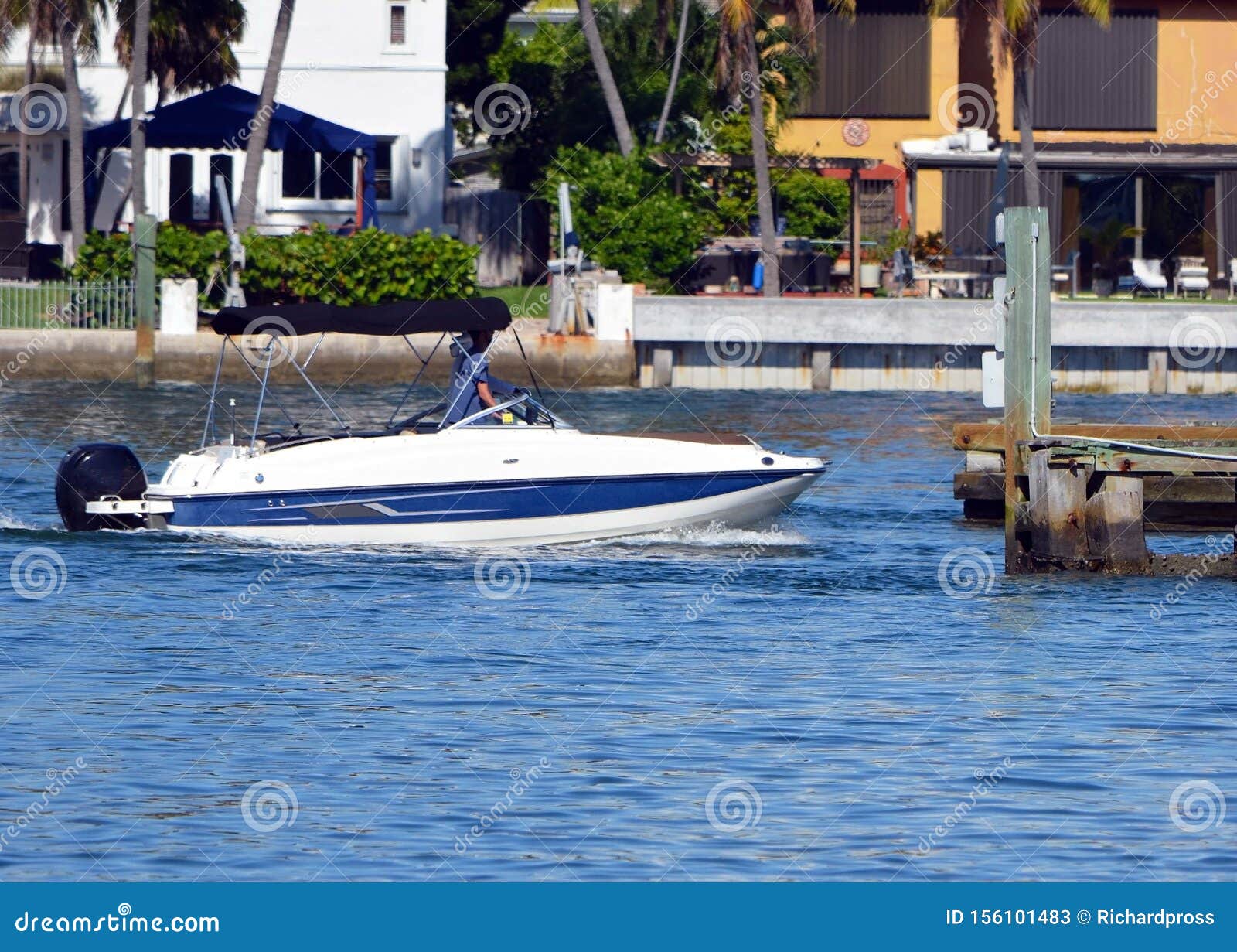Barco Deportivo Azul Y Blanco Imagen de archivo - Imagen de rondar ...