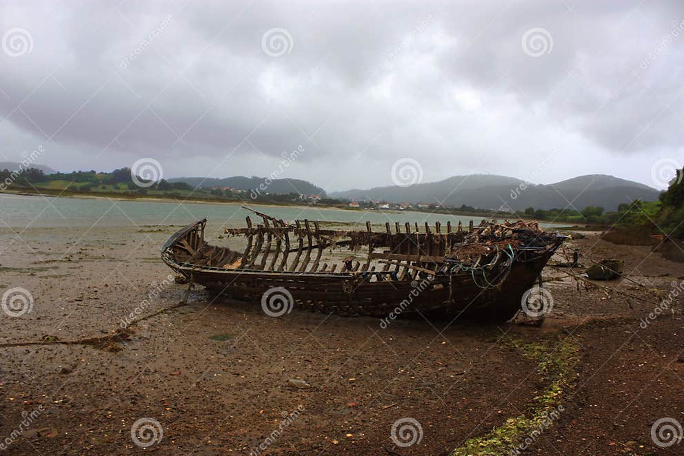 Barco destruído imagem de stock. Imagem de nublado, atalho - 88289709